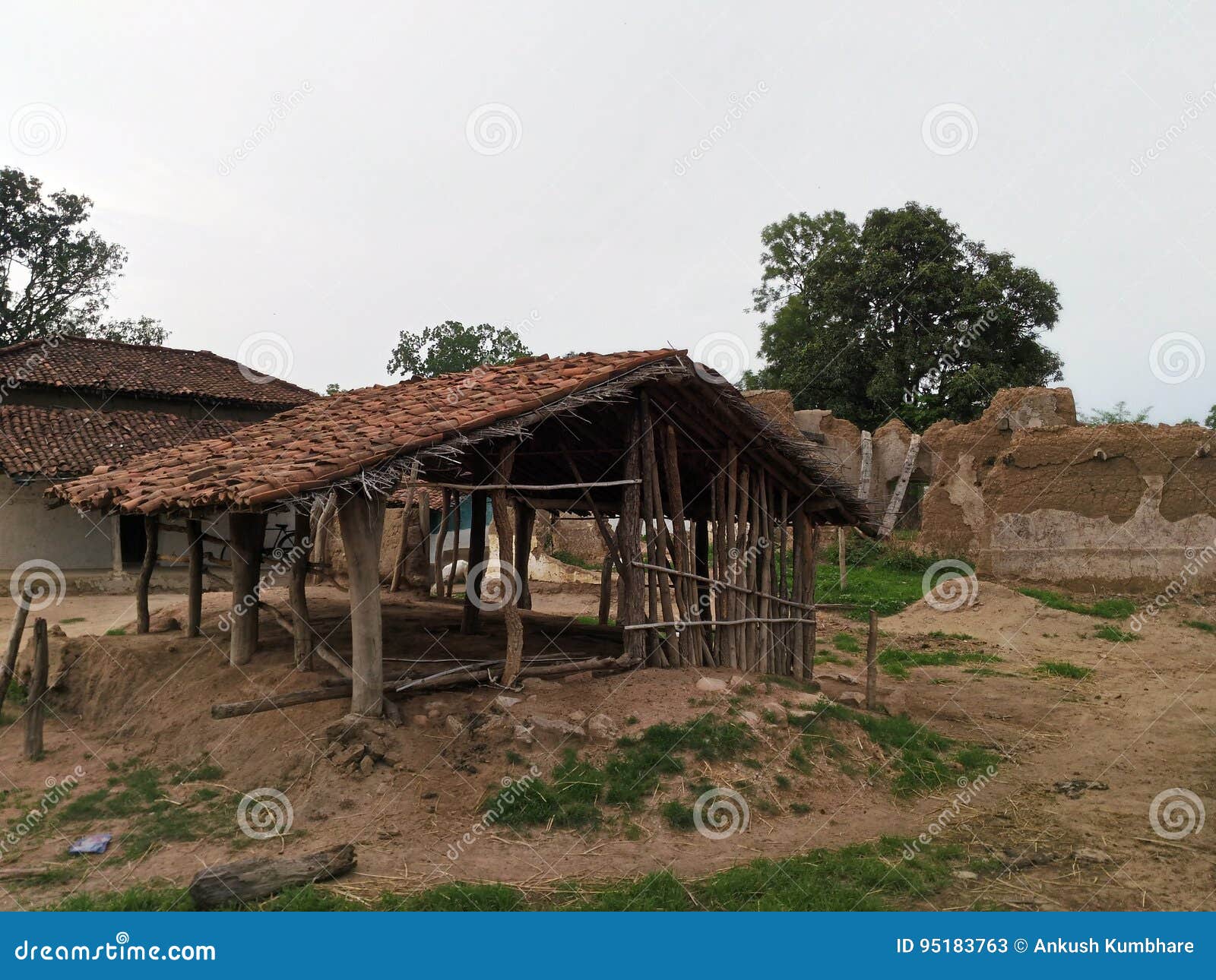 Choza imagen de archivo. Imagen de lluvia, maderas, choza - 95183763