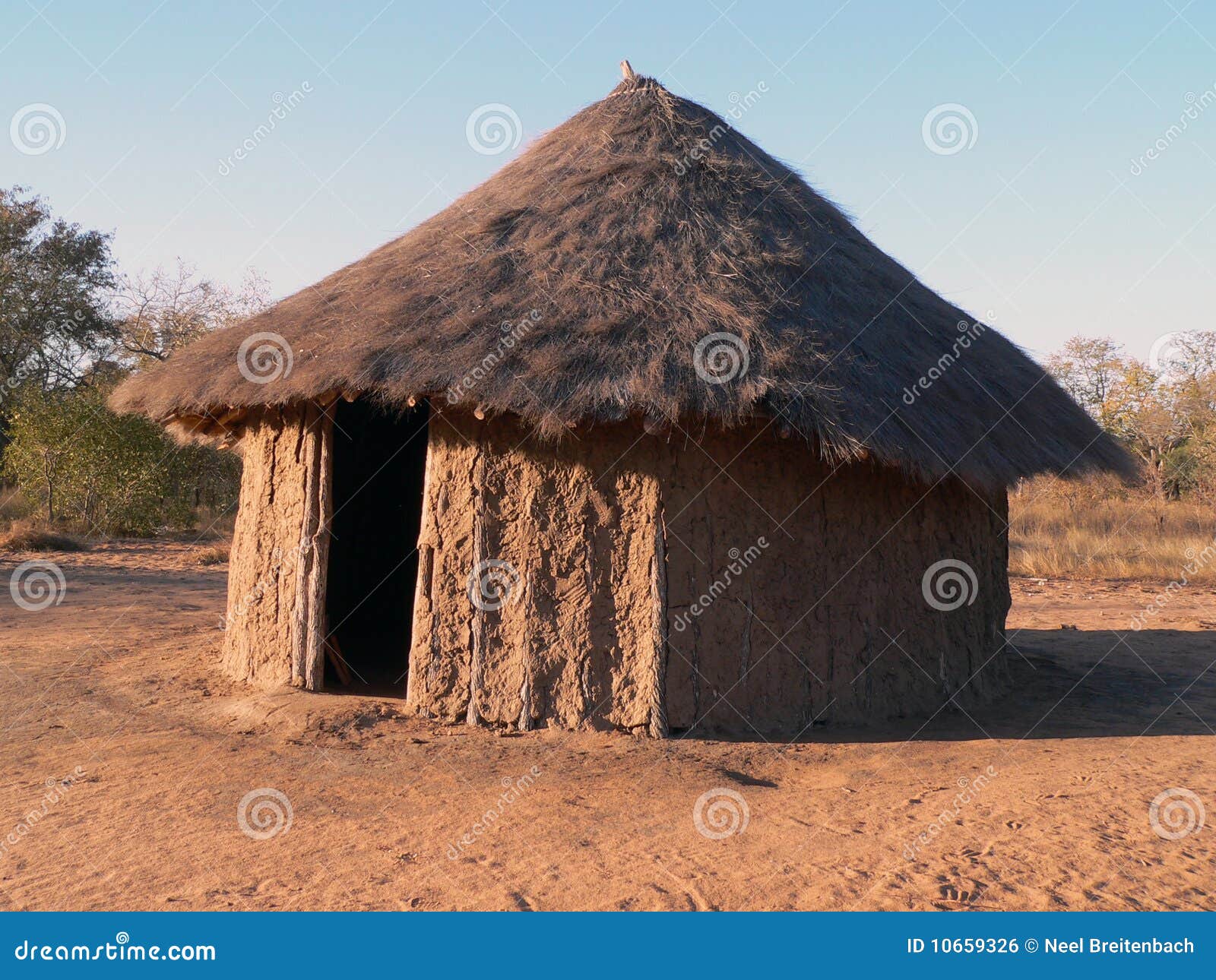 Choza africana foto de archivo. Imagen de paja, aldea - 10659326
