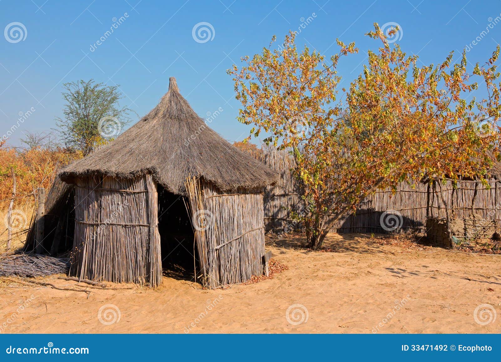 Choza africana rural foto de archivo. Imagen de africano - 33471492