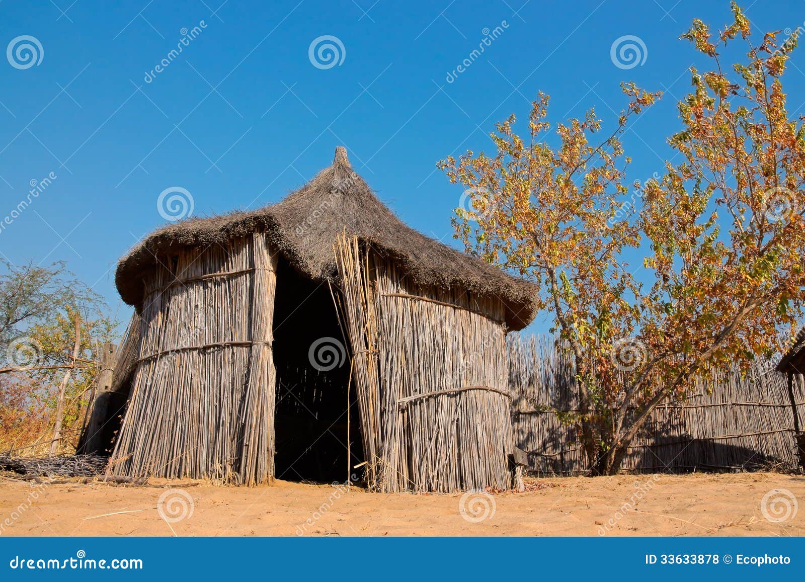 Choza africana rural foto de archivo. Imagen de tribal - 33633878