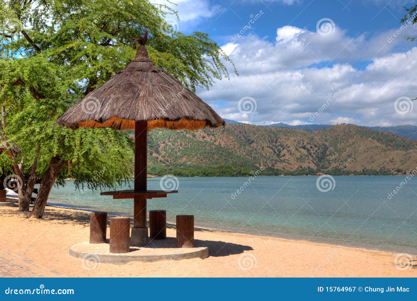 Choza de HDR en una playa imagen de archivo. Imagen de recorrido - 15764967