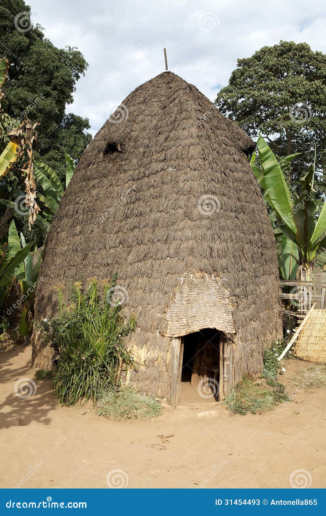 Choza tribal africana imagen de archivo. Imagen de étnico - 31454493