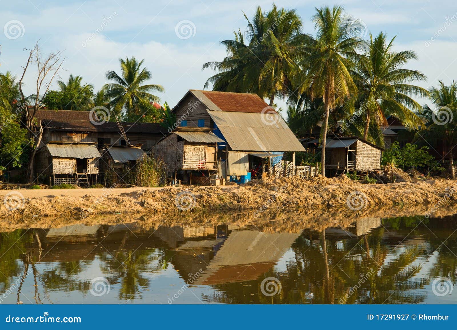 Chozas vivas simples imagen de archivo. Imagen de cielo - 17291927