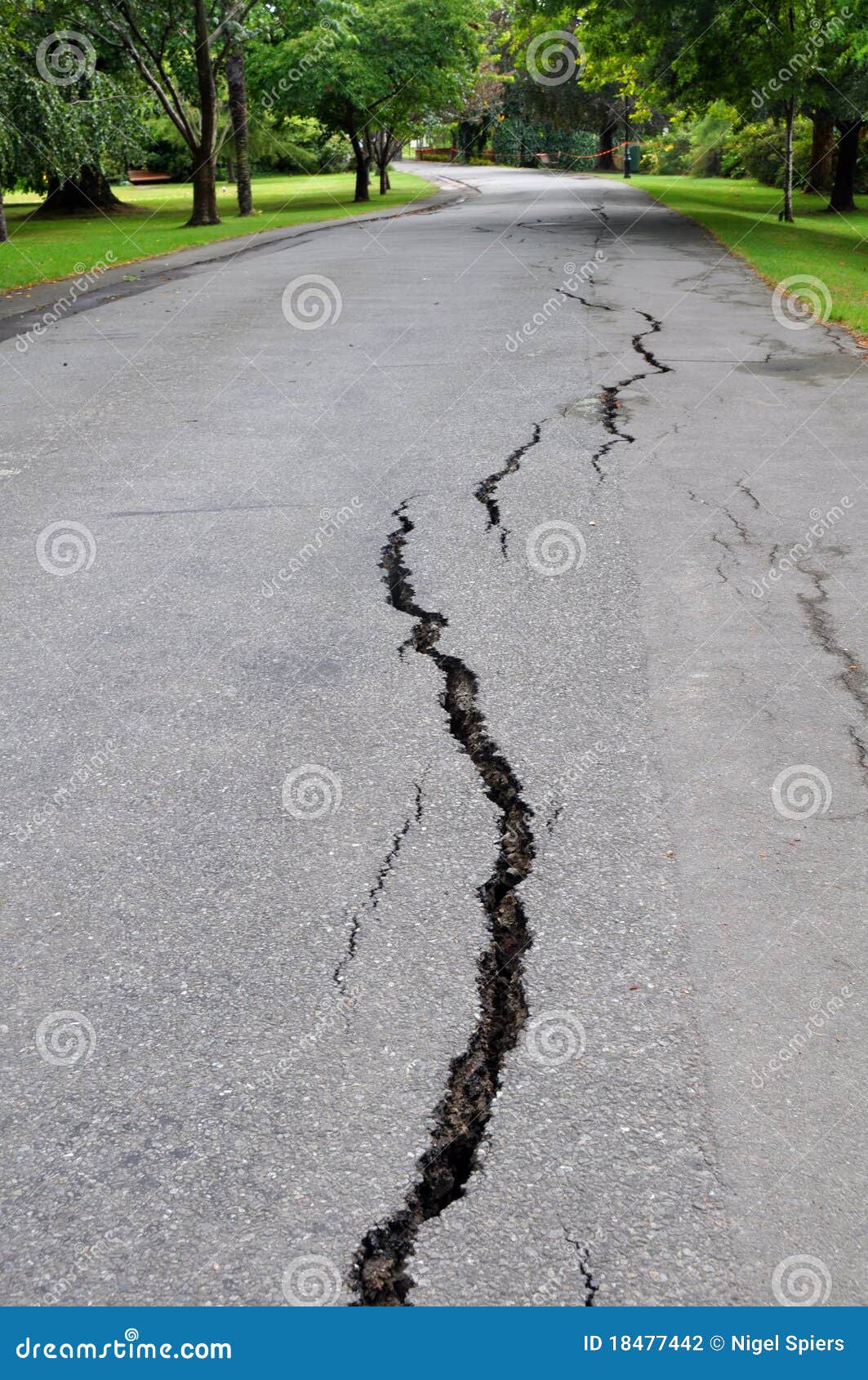 Christchurch Earthquake - Cracks in Mona Vale Editorial Photography ...