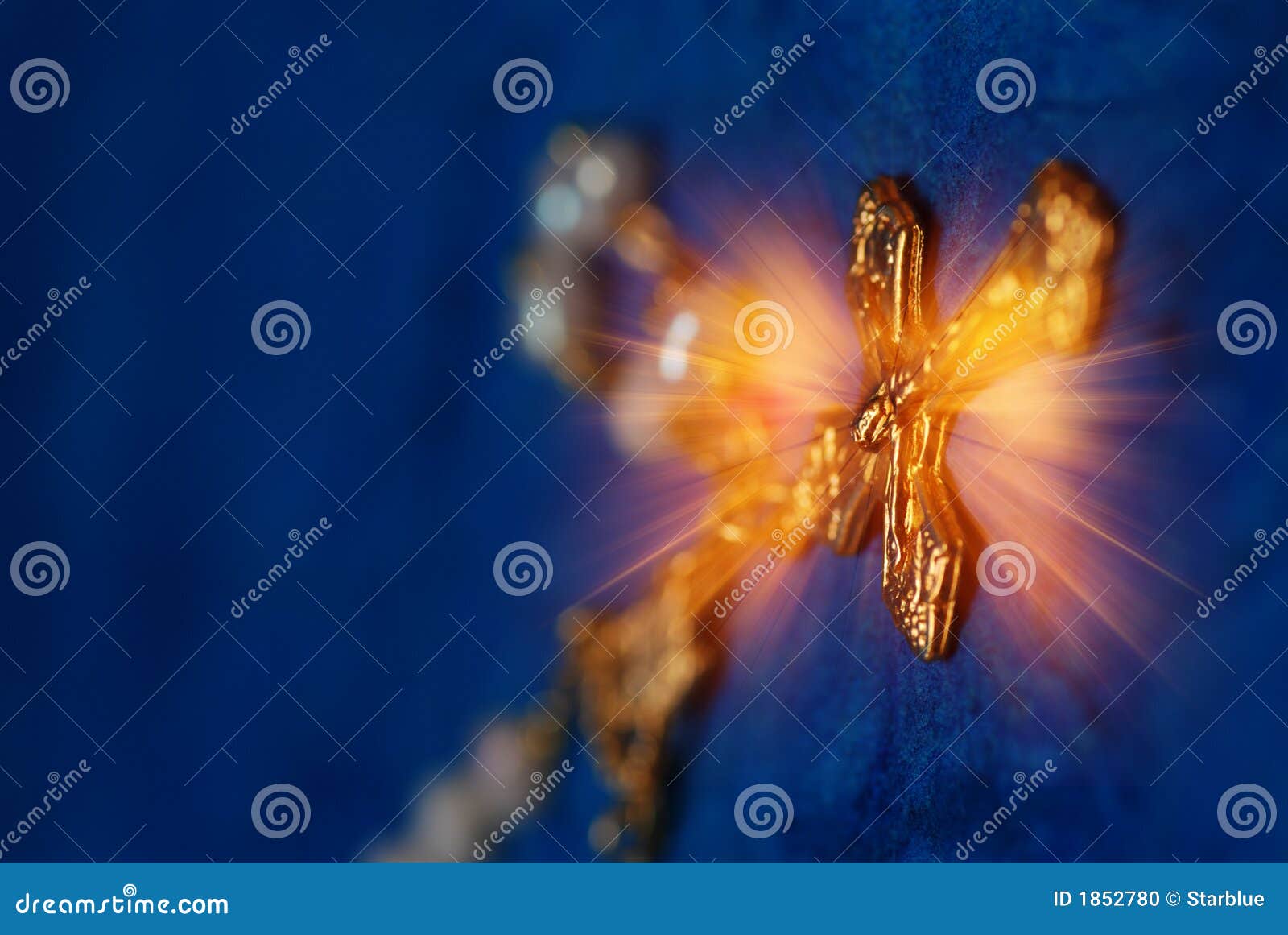 Christelijk Kruis in Stralen Van Licht Stock Foto - Image of stralen ...