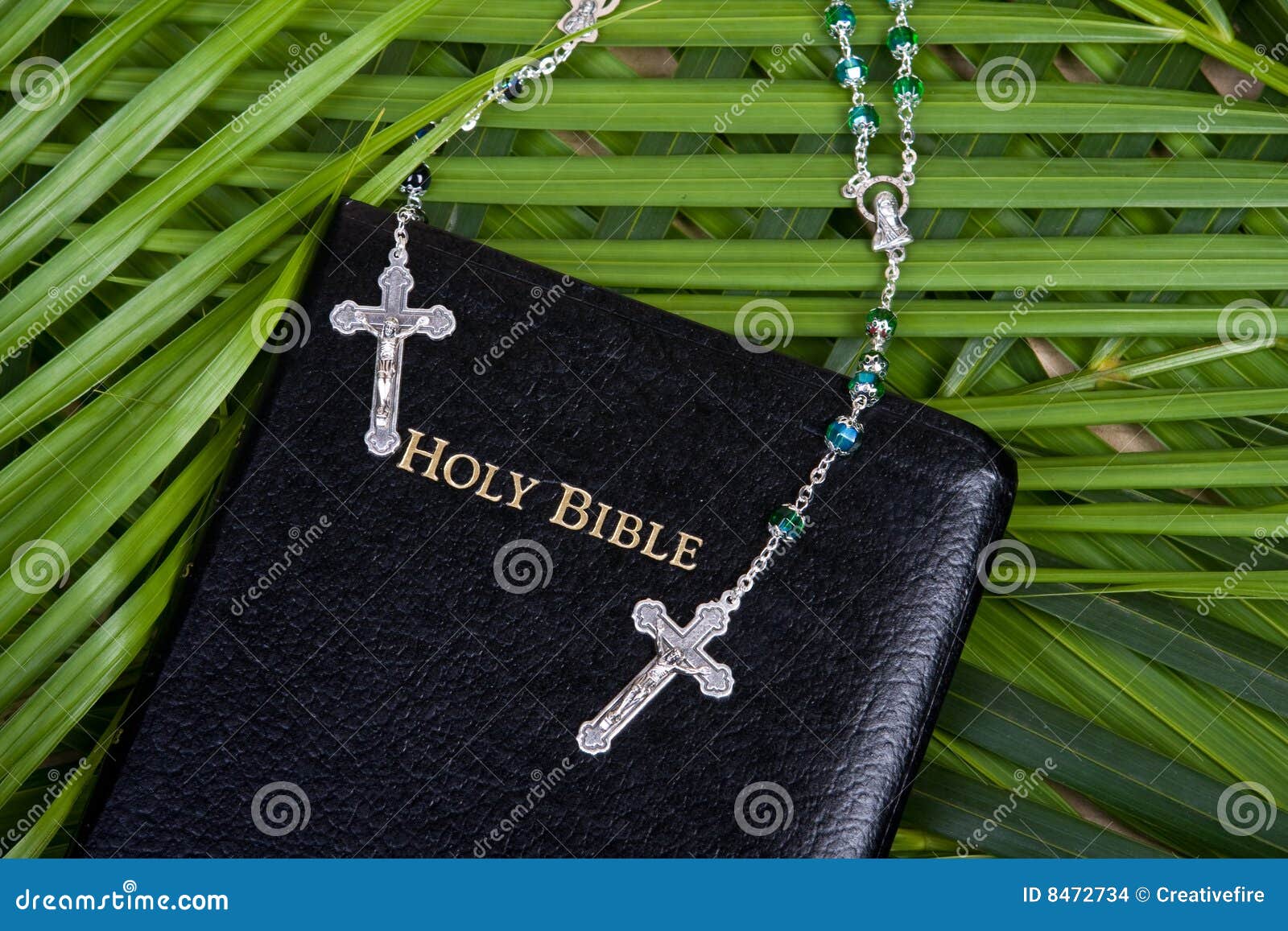 Christendom - Heilige Bijbel En Rozentuin Stock Foto - Image of ...