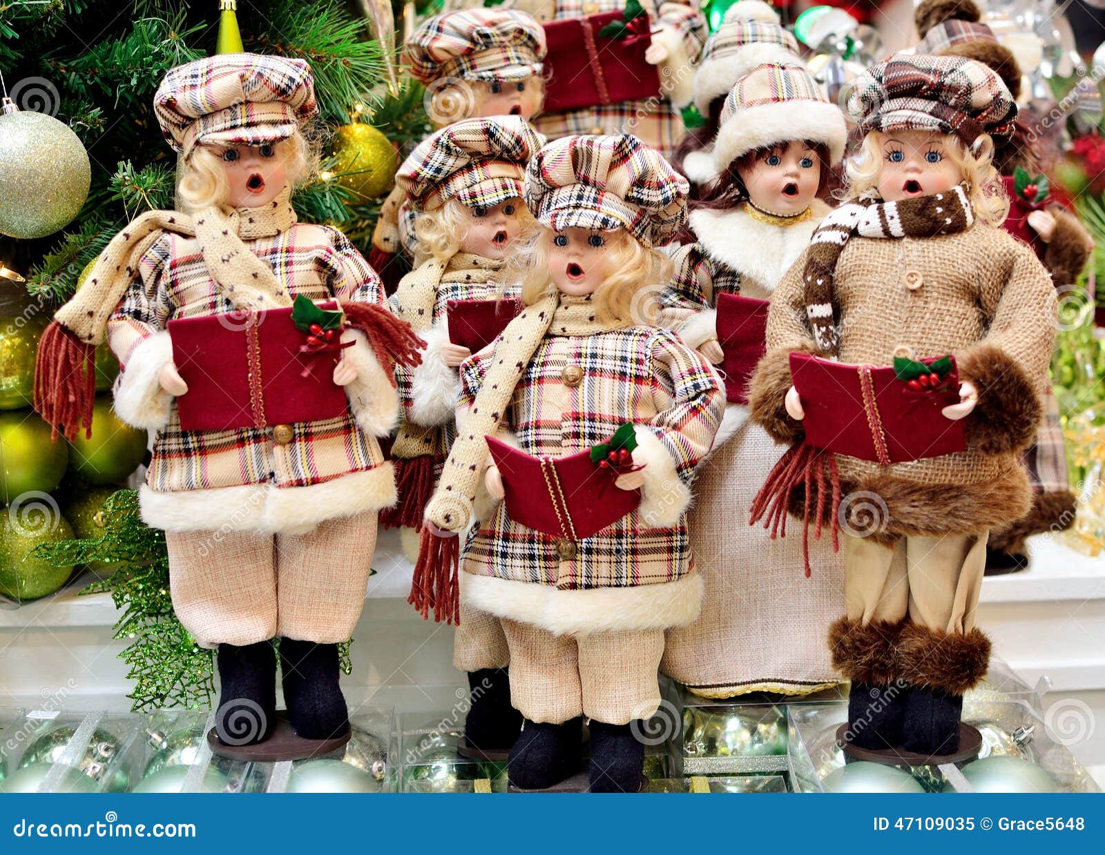 Christmas Carolers Decoration Stock Image - Image of tree, gift: 47109035