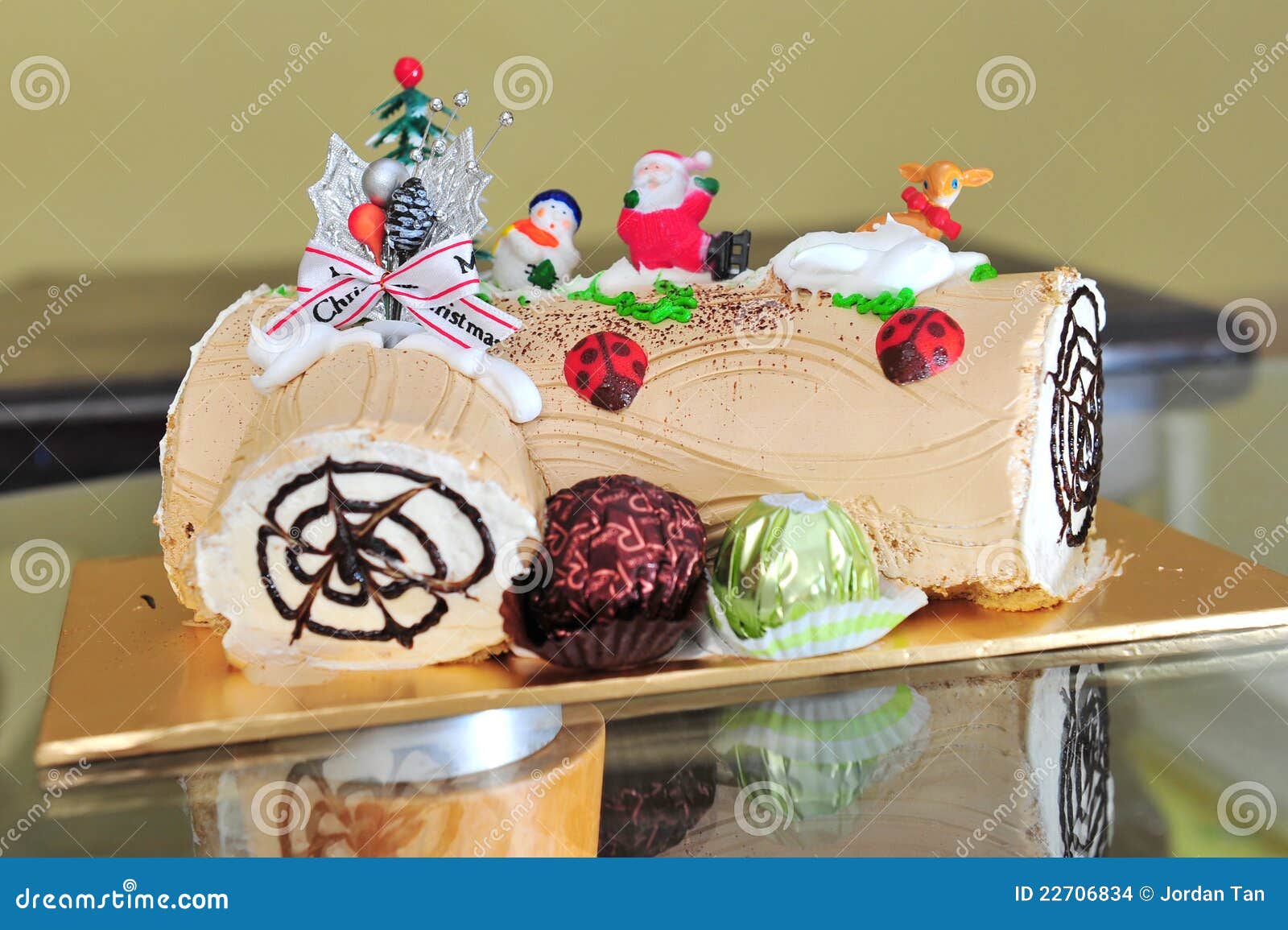 Christmas Chocolate Log Cake Stock Photo - Image of cream, tradition ...
