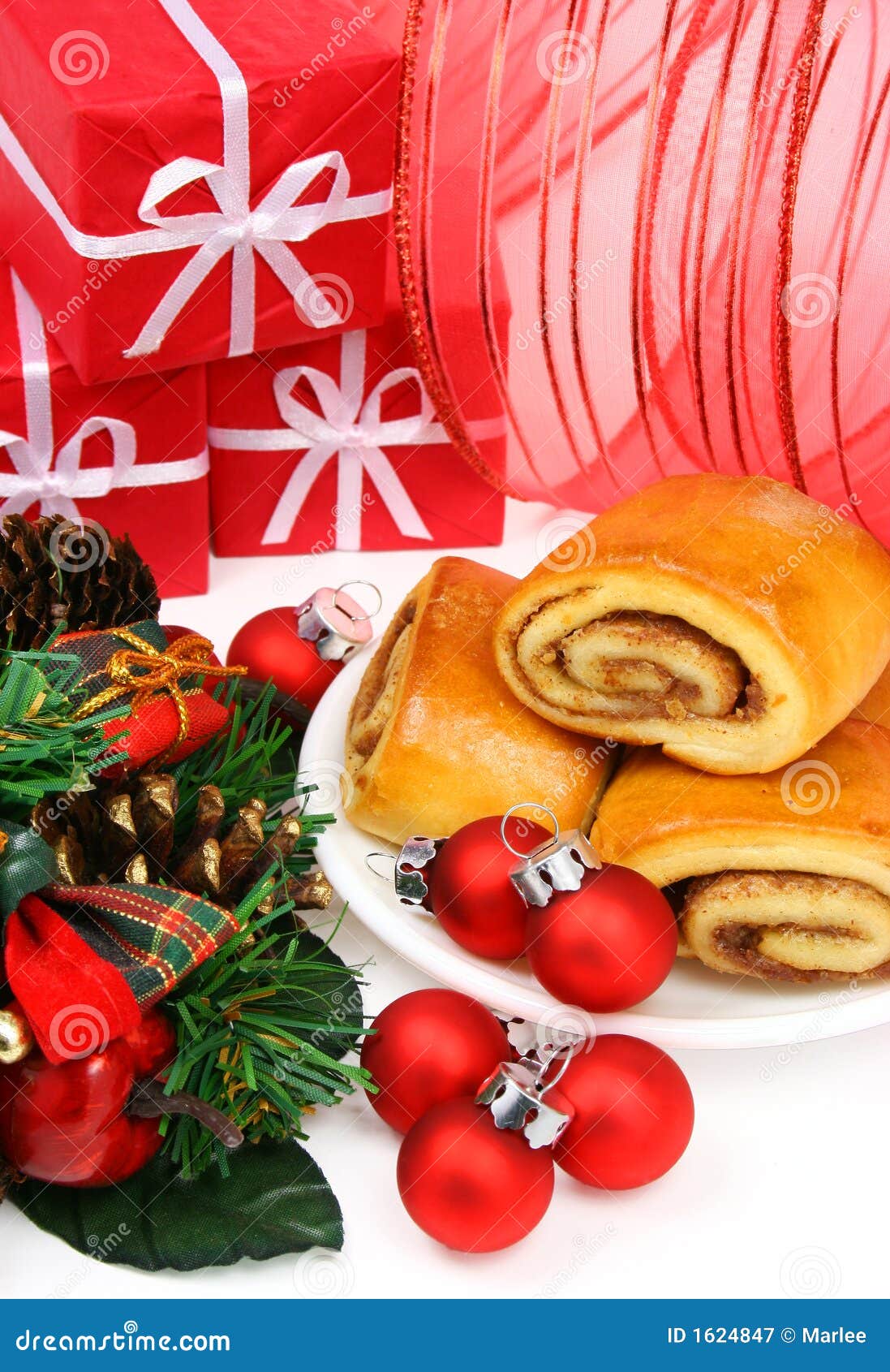 Christmas cinnamon rolls stock image. Image of arrangement - 1624847