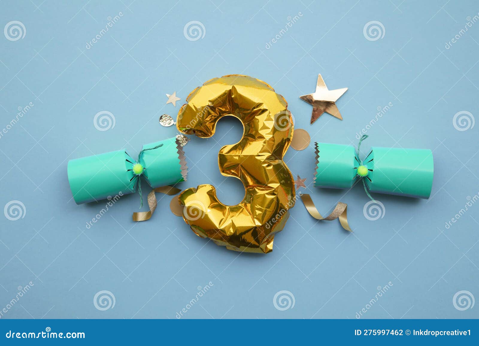 Christmas Countdown. Gold Number 3 with Festive Cristmas Cracker ...