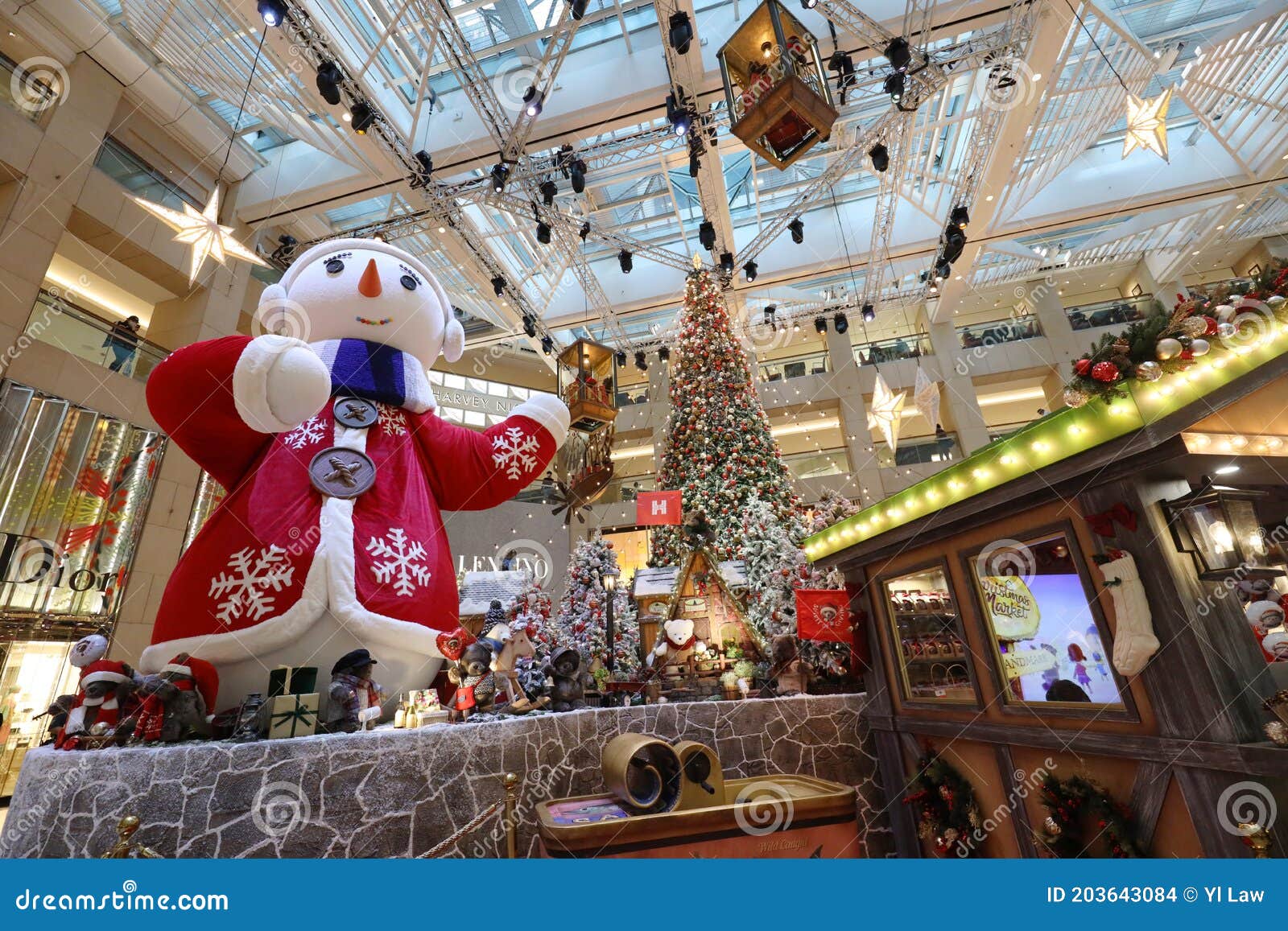 Christmas Decorations at the Landmark Shopping Mall in Hong Kong. 27 ... Christmas Decorations at the Landmark Shopping Mall in Hong Kong. 27 ...