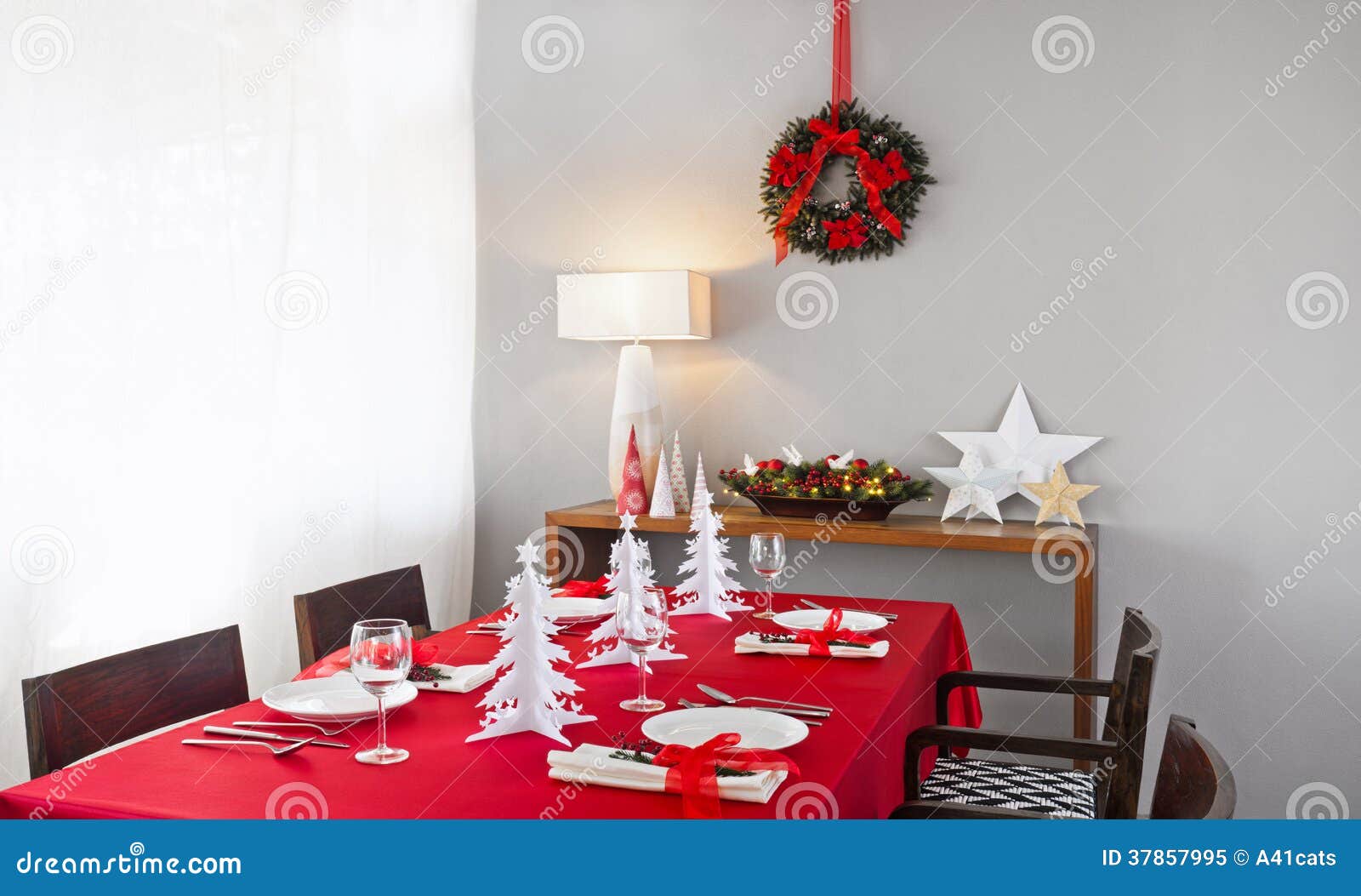 Christmas Dinner Table Setup Stock Image - Image of house, bright: 37857995