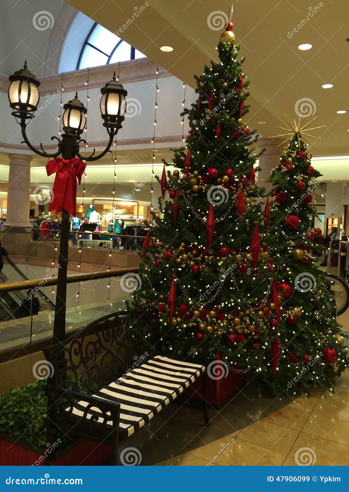 Christmas in Mall editorial stock image. Image of holiday - 47906099