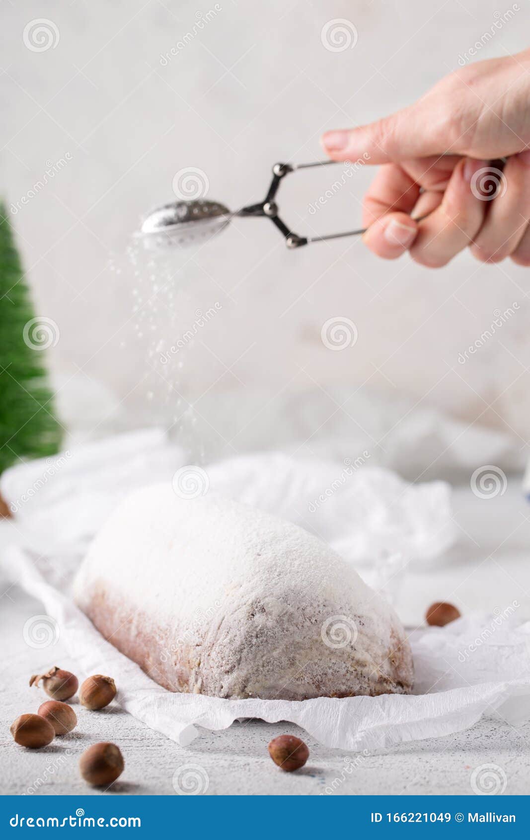 Sprinkle with icing sugar stock image. Image of celebration - 166221049