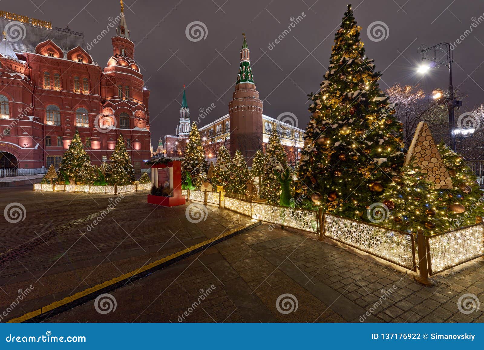Christmas night Moscow stock photo. Image of night, street - 137176922