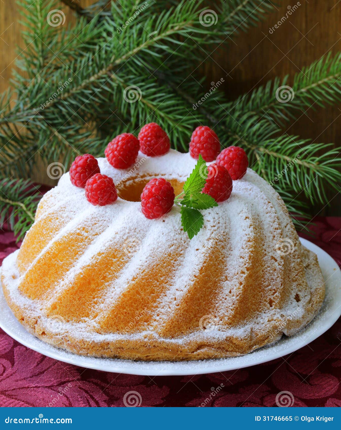 Christmas Round Sponge Cake Stock Image - Image of gourmet, snack: 31746665