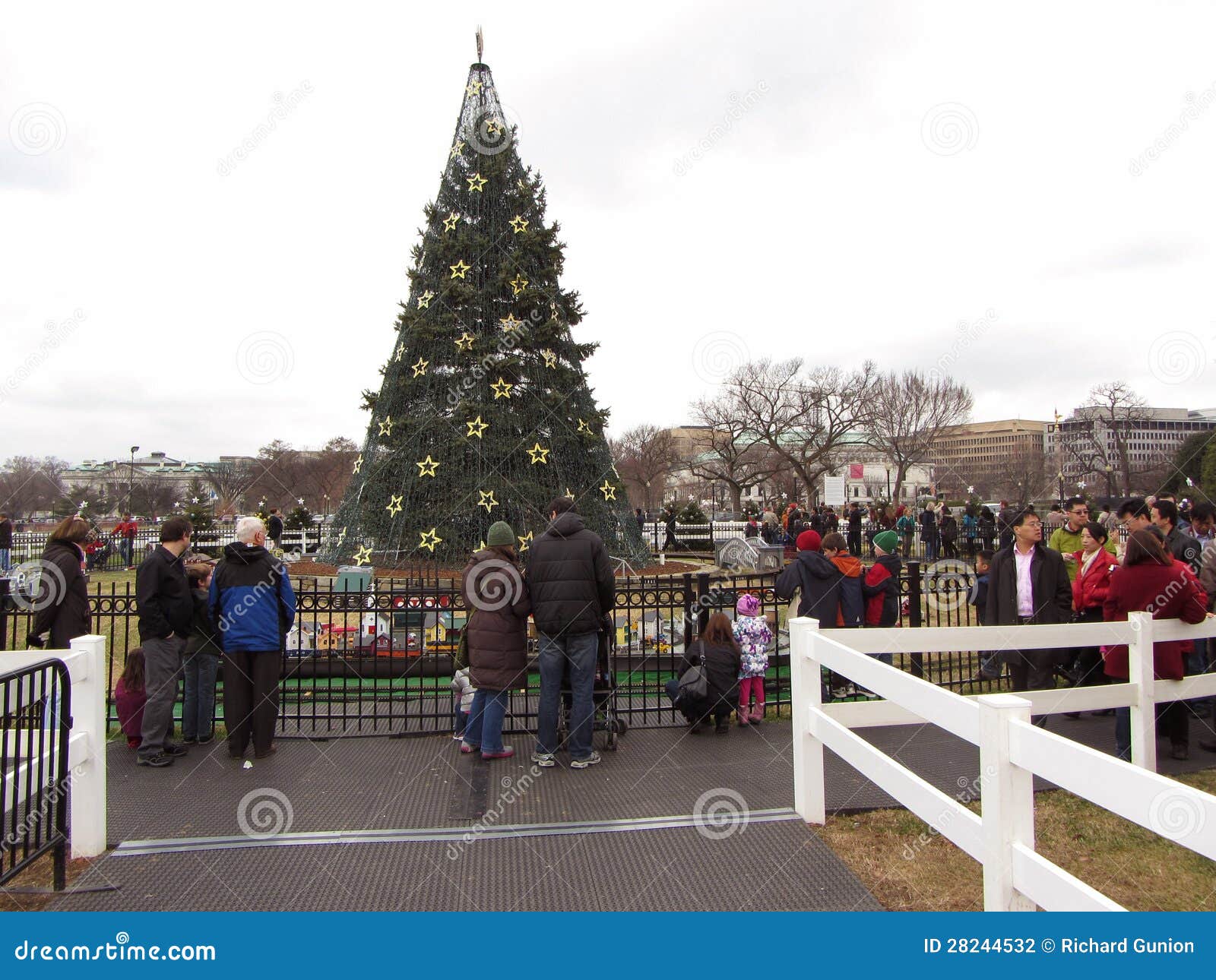 Christmas Tree and Crowd at the Ellipse Editorial Photography - Image ...