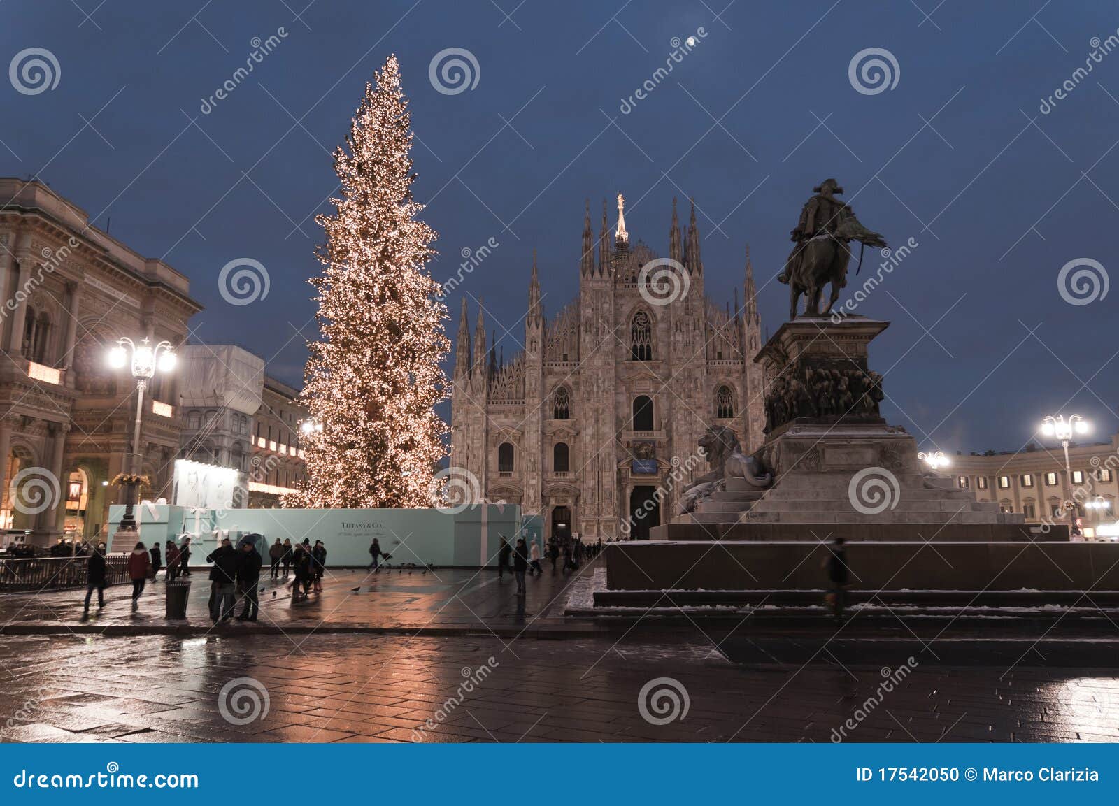 Christmas tree in Milan editorial image. Image of cathedral - 17542050