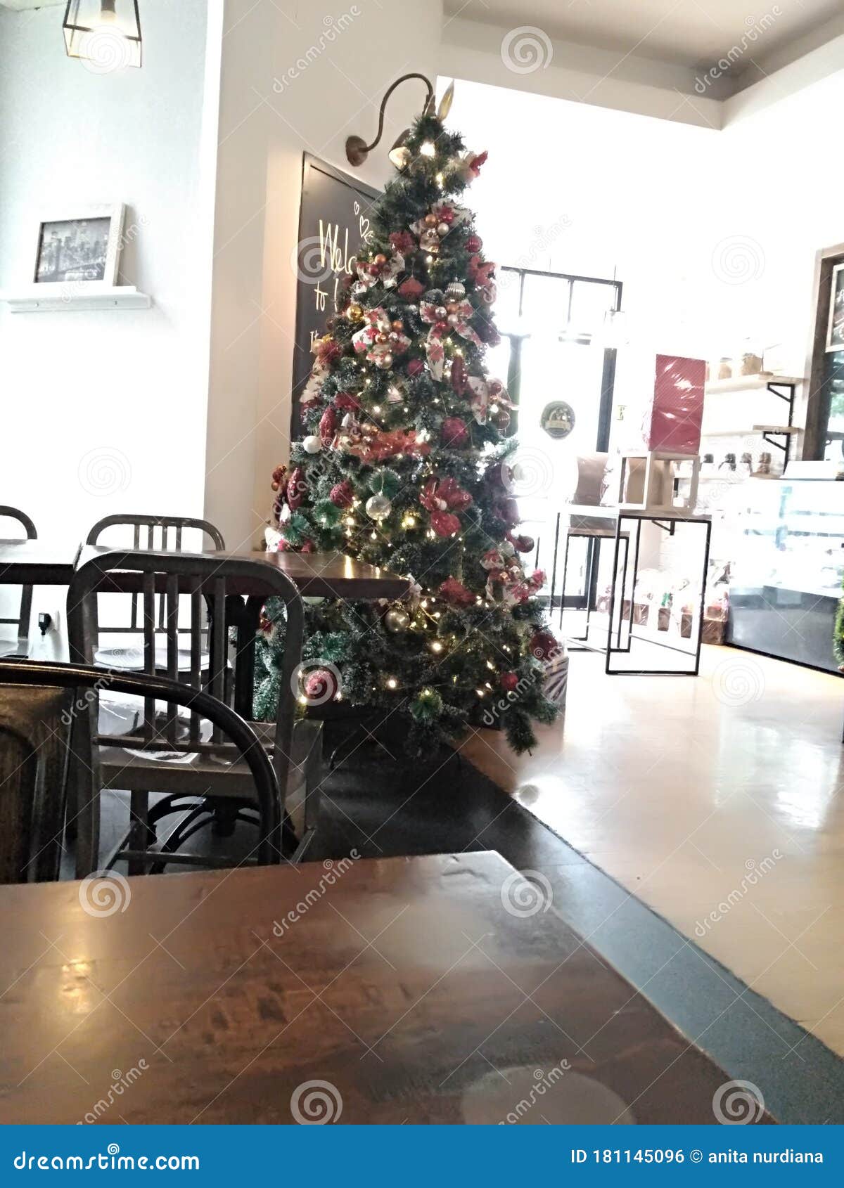 Christmas tree in shoop stock photo. Image of tree, shoop - 181145096