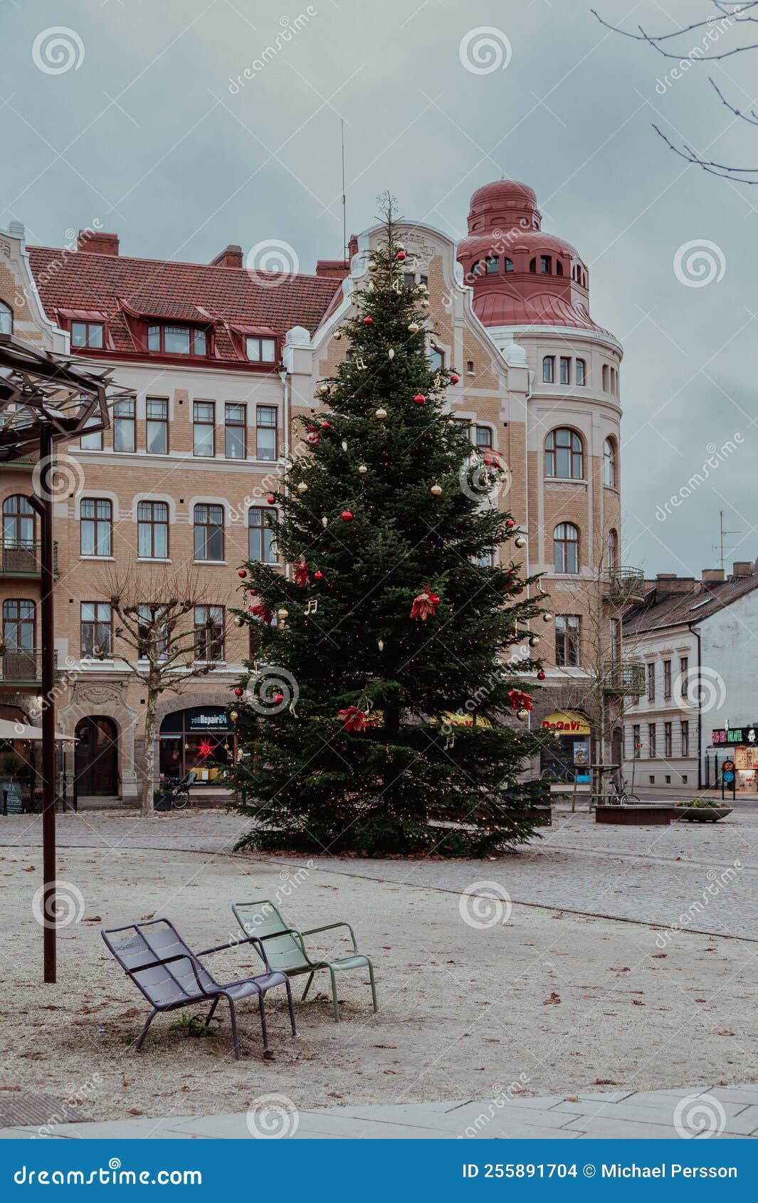 Christmas Tree on Town Square Clemenstorget in Lund on a Cold Windy ...
