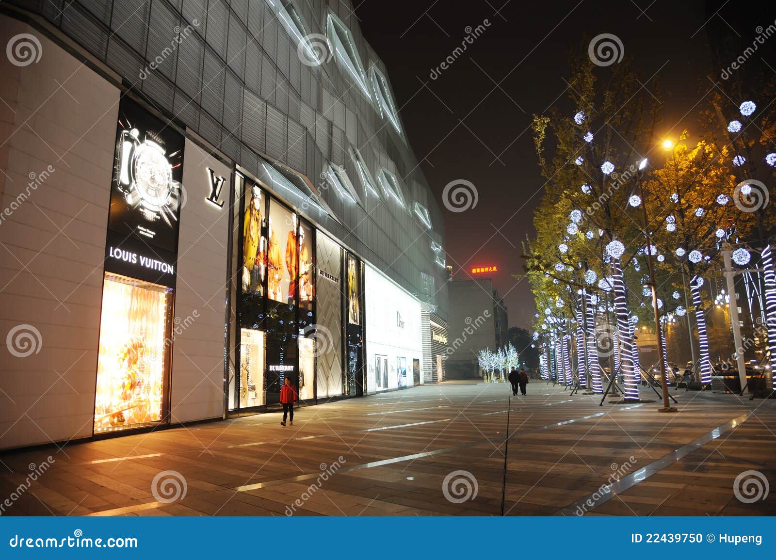 Christmas Tree in Yanlord Landmark Editorial Image - Image of festive ...