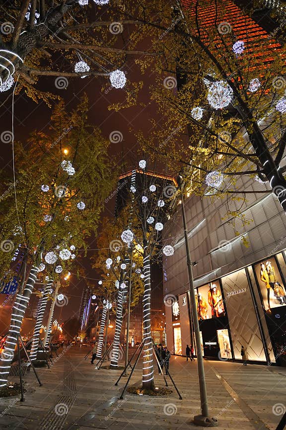 Christmas Tree in Yanlord Landmark Editorial Image - Image of gifts ...