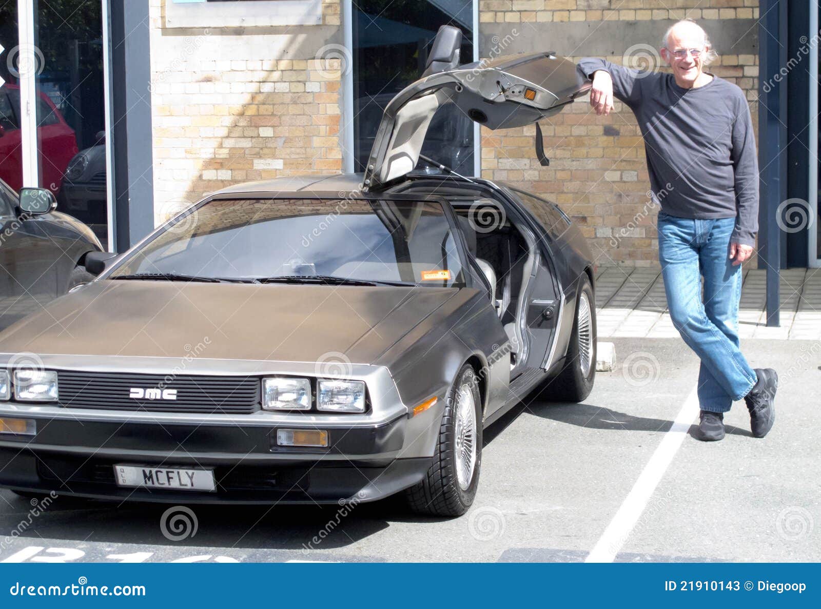 Christopher Lloyd Die in Een DeLorean Rust Redactionele Stock Foto ...