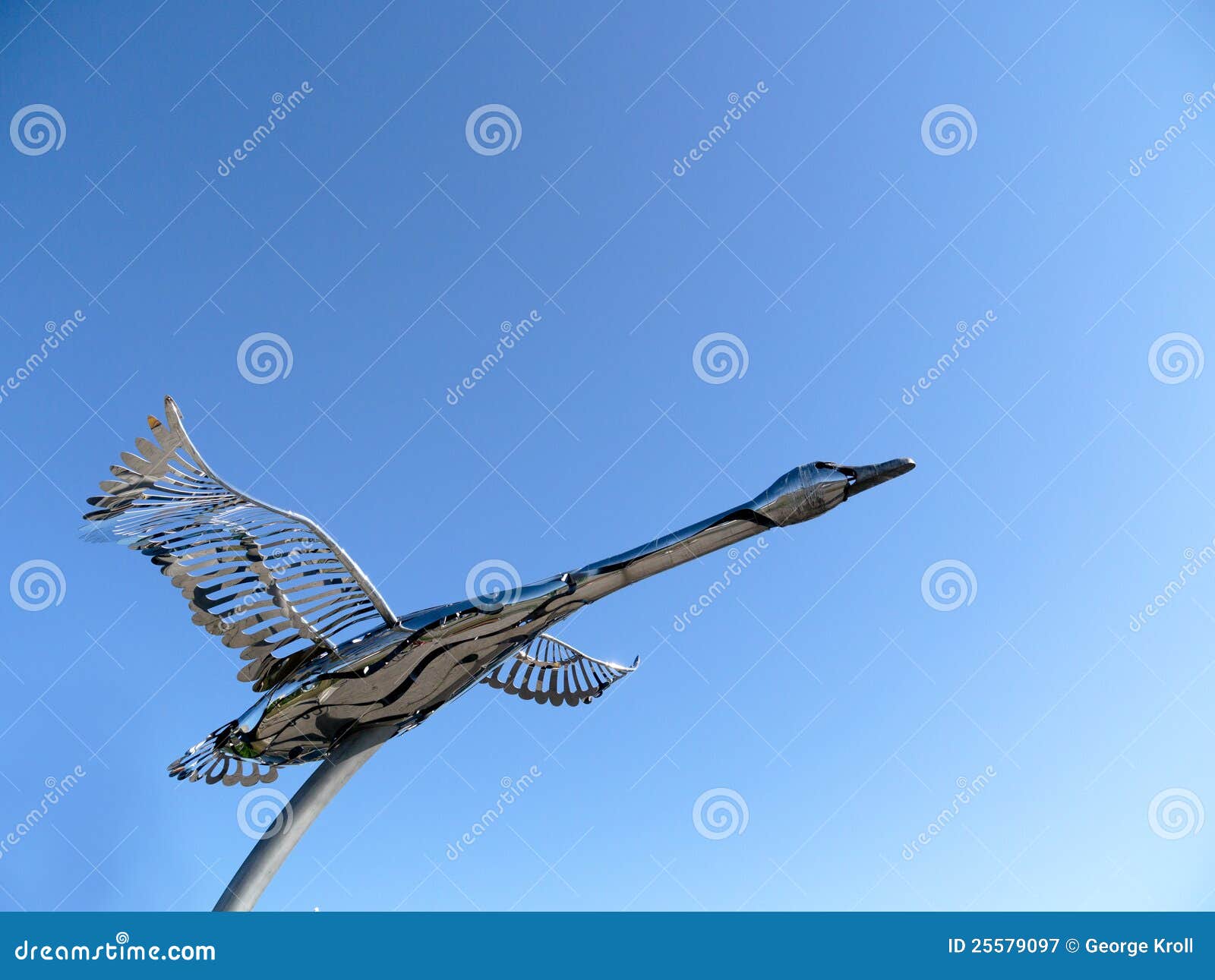 Chrome Canada Goose Statue editorial photography. Image of shine - 25579097