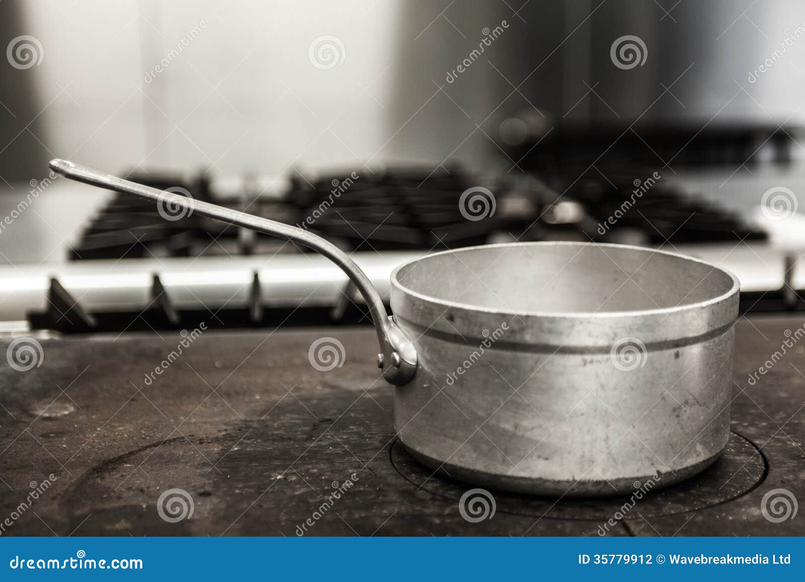 Chrome-Topf, Der Auf Hotplate Steht Stockfoto - Bild von chrom, zuhause ...