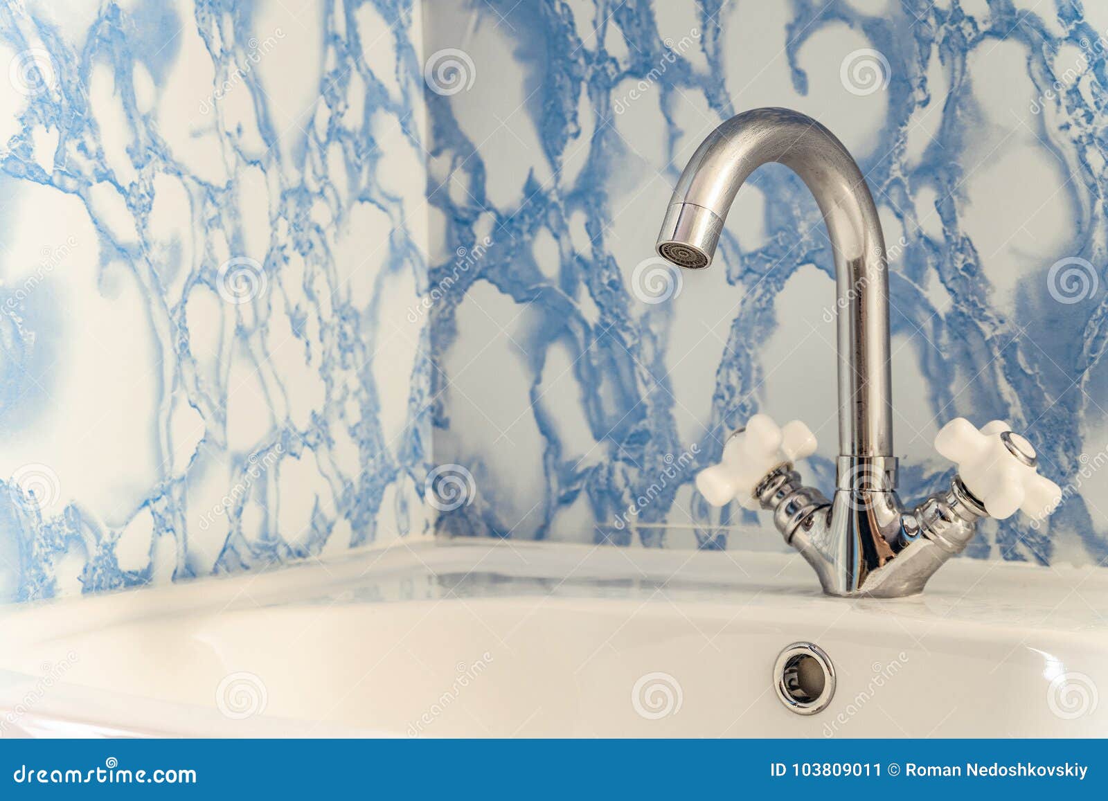 Chromed Handfat Med Den Vita Vasken Fotografering för Bildbyråer - Bild ...