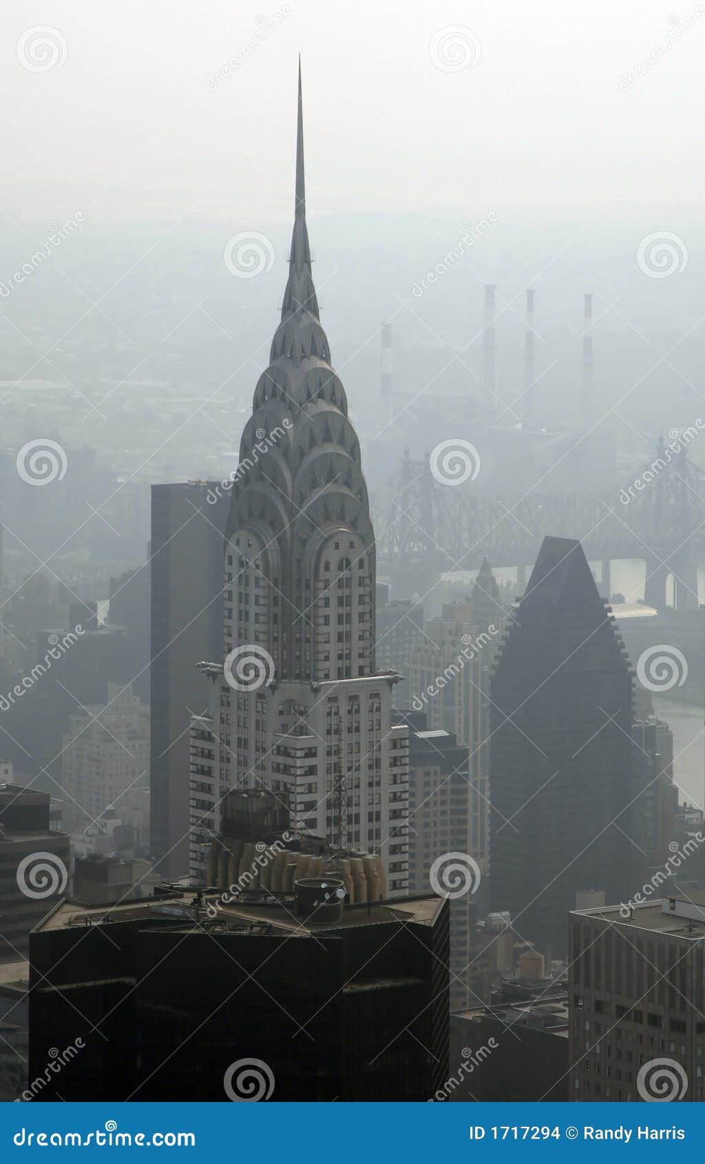 Chrysler Building in fog editorial stock image. Image of york - 1717294