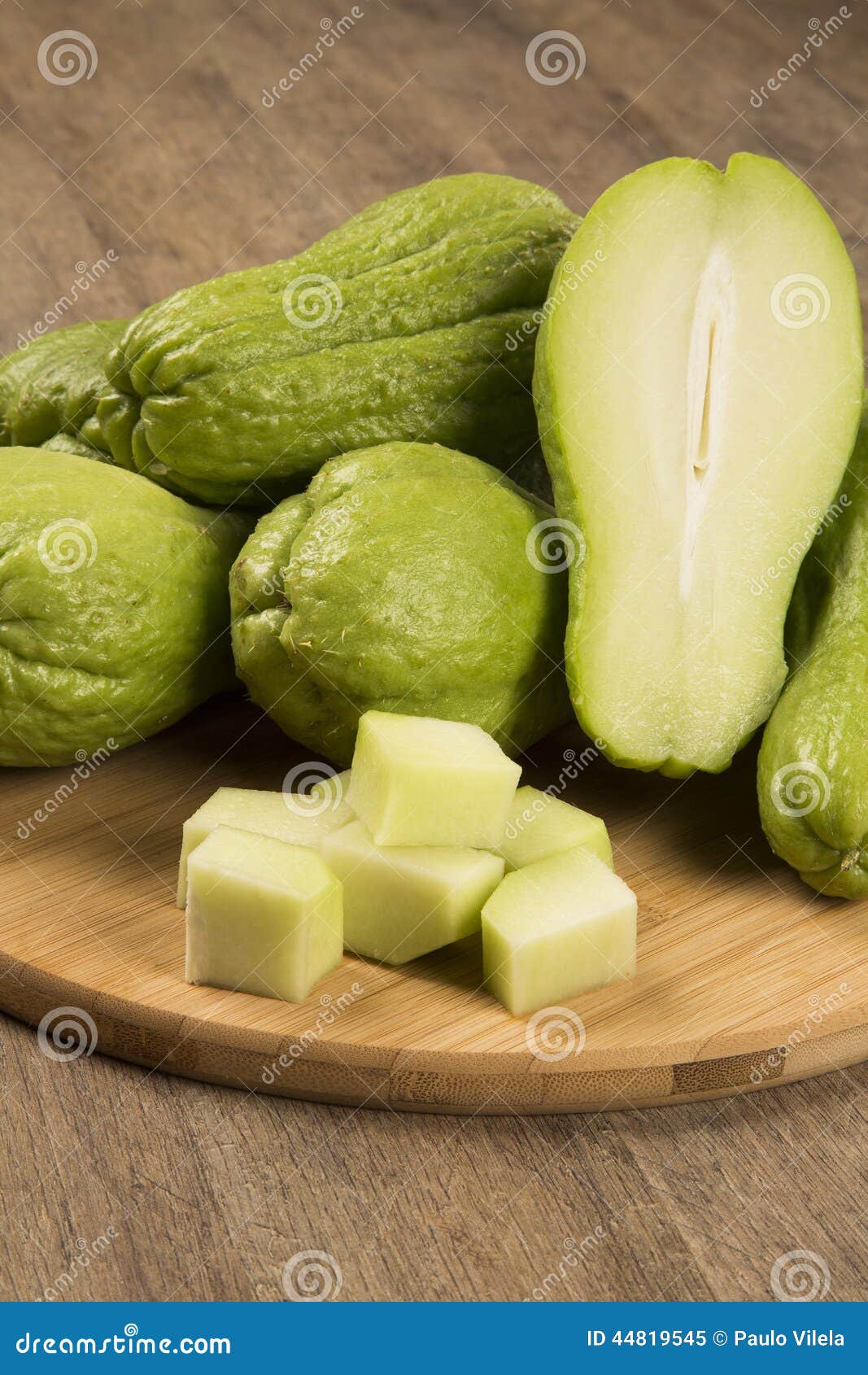 Chuchu imagen de archivo. Imagen de corte, fruta, madera - 44819545