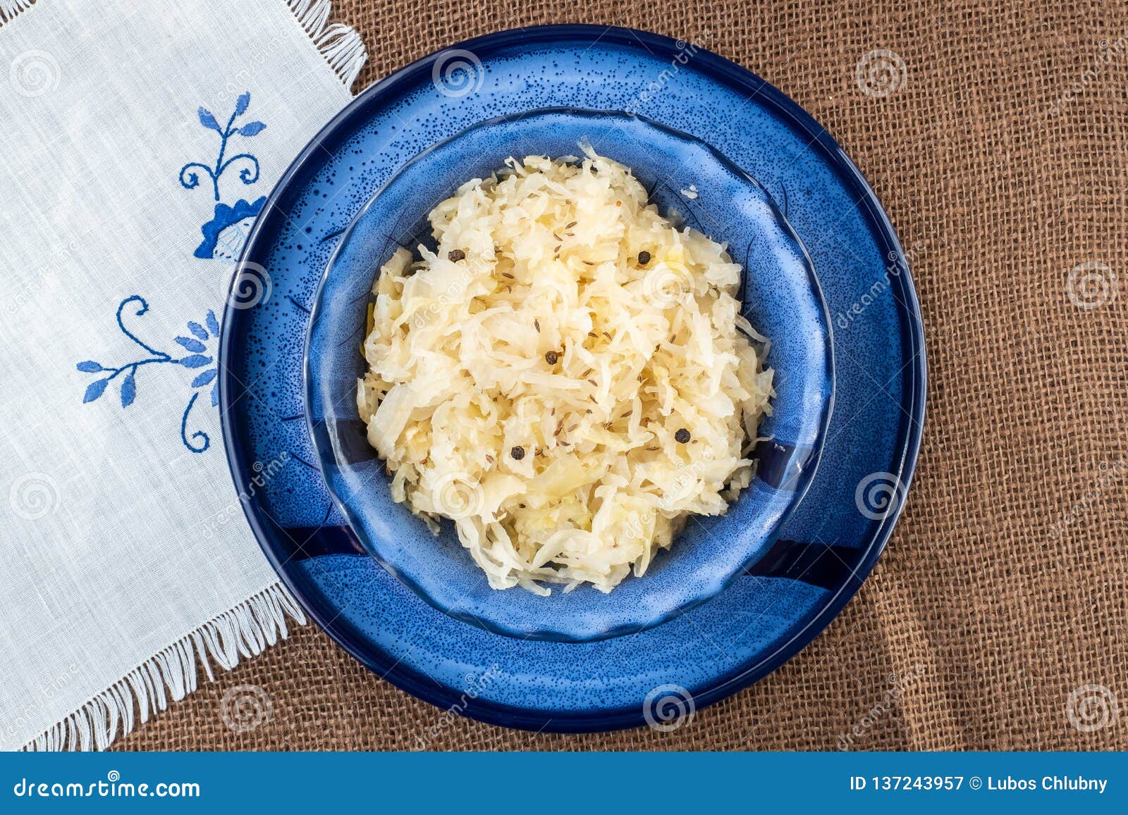 Chucrute em uma bacia azul imagem de stock. Imagem de corte - 137243957