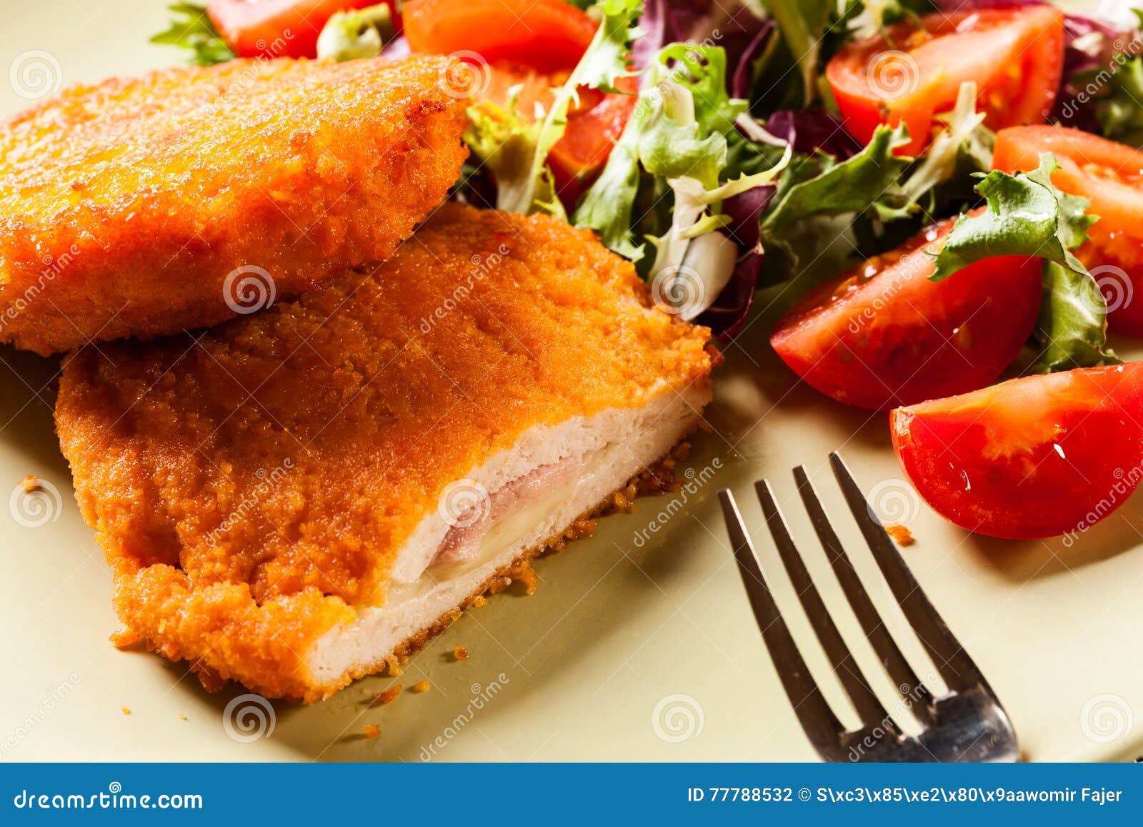 Chuleta Cordon Bleu Con La Ensalada Foto de archivo - Imagen de filete ...