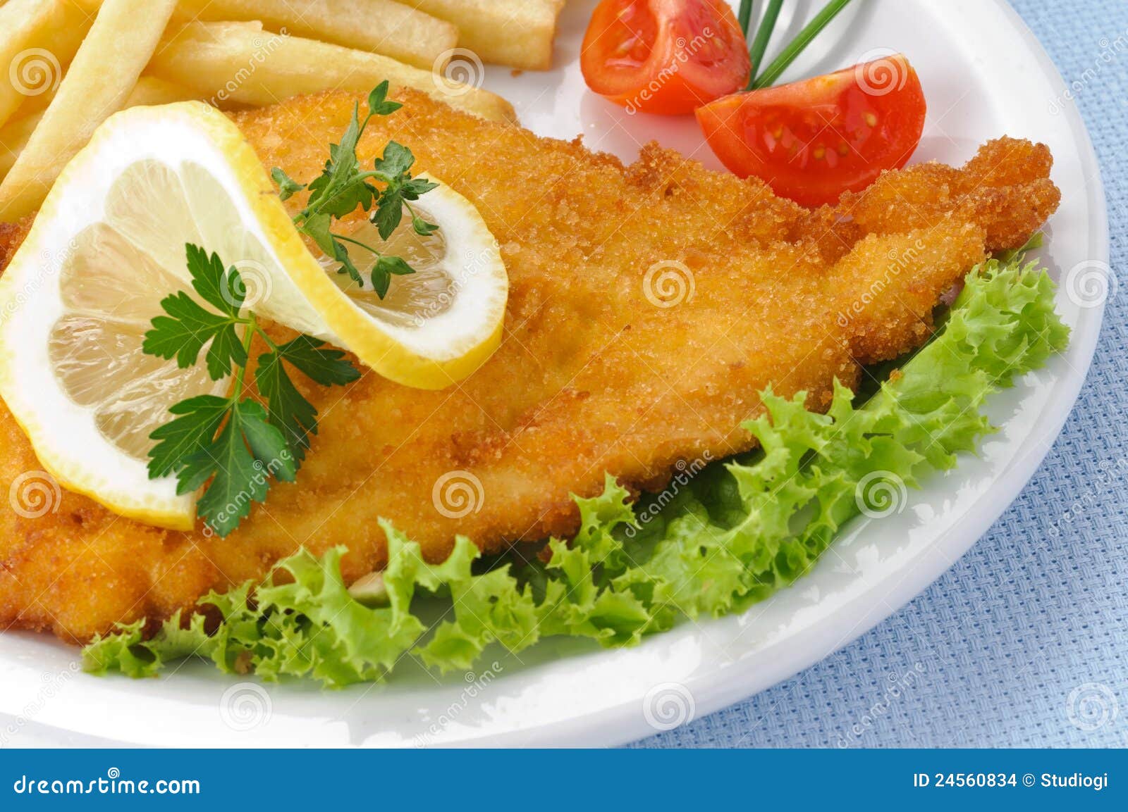 Chuleta Del Pollo Con Las Virutas Y El Tomate Foto de archivo - Imagen ...