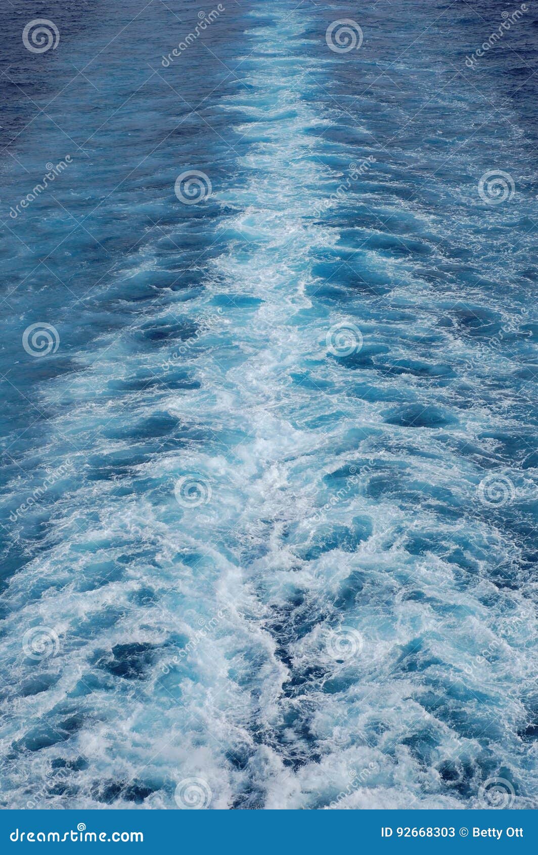 The Churning and Bubbling Wake Pattern of a Cruise Ship Stock Image ...