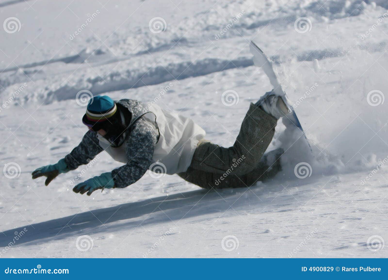 Chute de Snowboarder image stock. Image du extérieur, vacances - 4900829