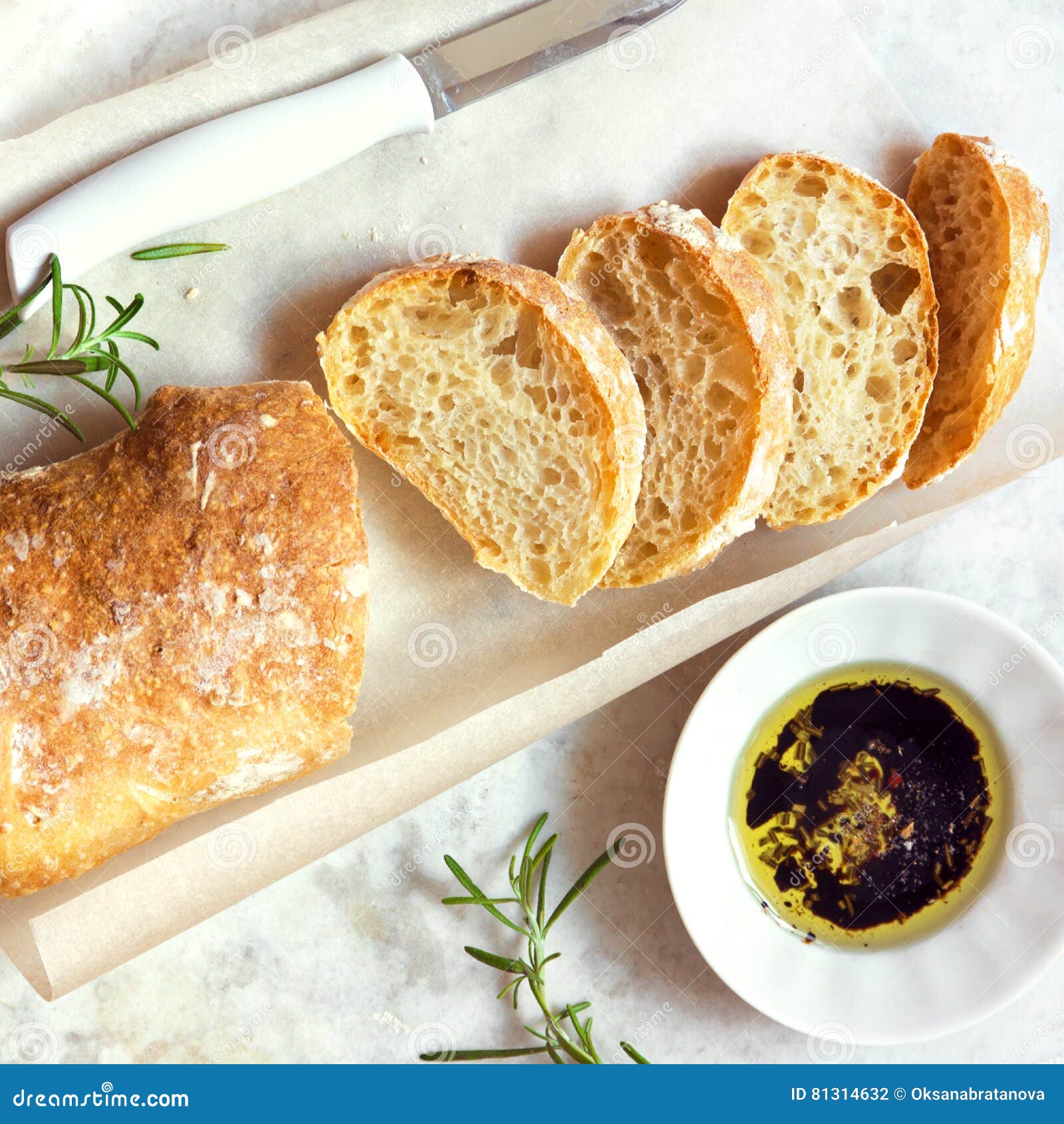 Ciabatta de pain italien photo stock. Image du sain, couteau - 81314632