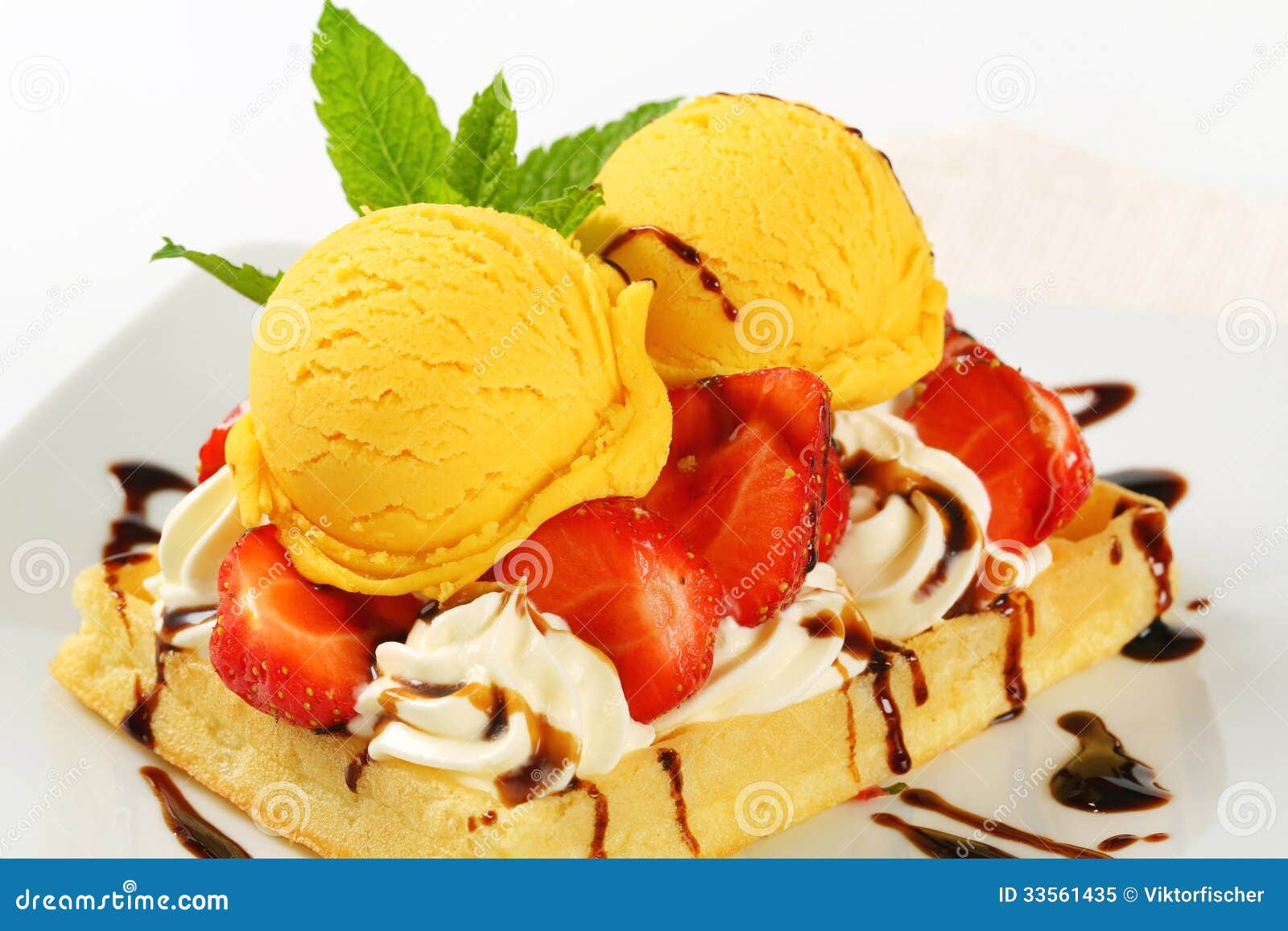 Cialda Con Il Gelato E Le Fragole Immagine Stock - Immagine di fragola ...