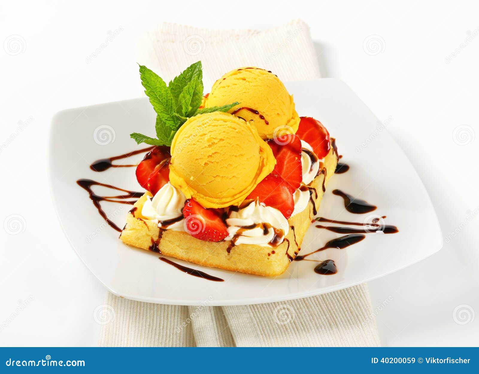 Cialda Con Il Gelato E Le Fragole Immagine Stock - Immagine di spesso ...