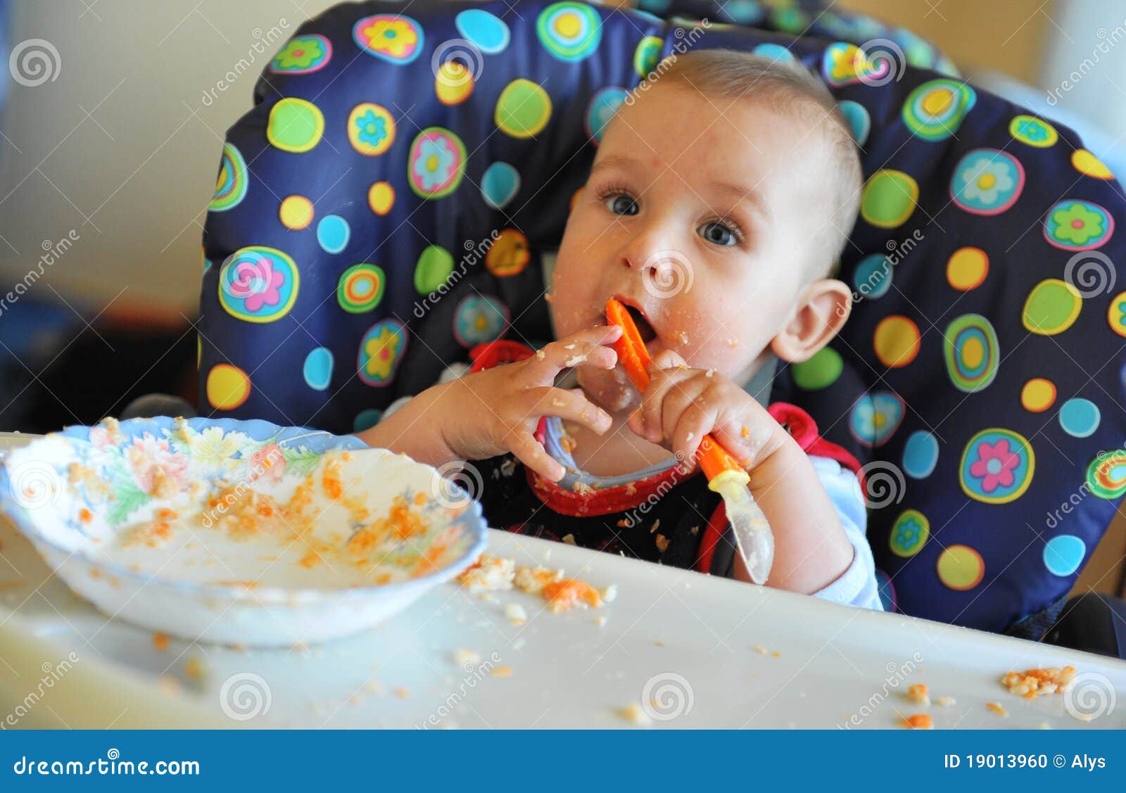 Cibo Felice Di Pratica Del Neonato Fotografia Stock - Immagine di ...