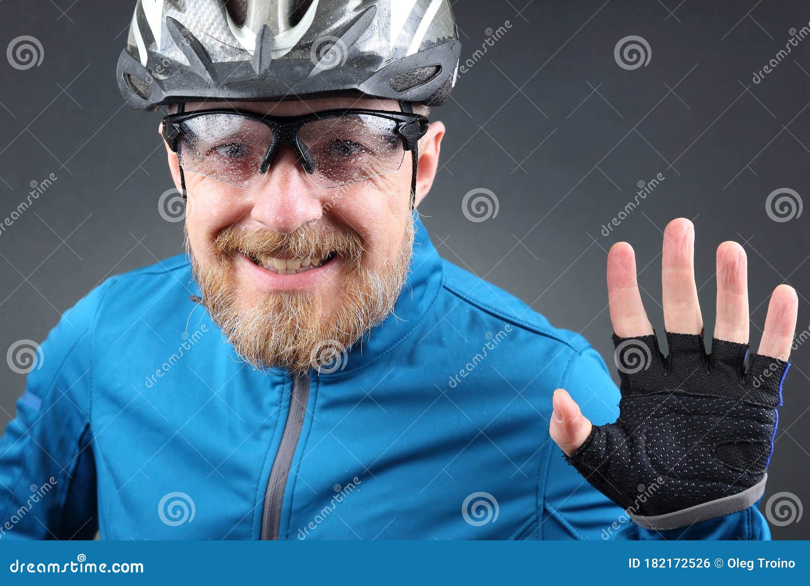 Ciclista Sonriente Saludando Su Mano Foto de archivo - Imagen de alegre ...
