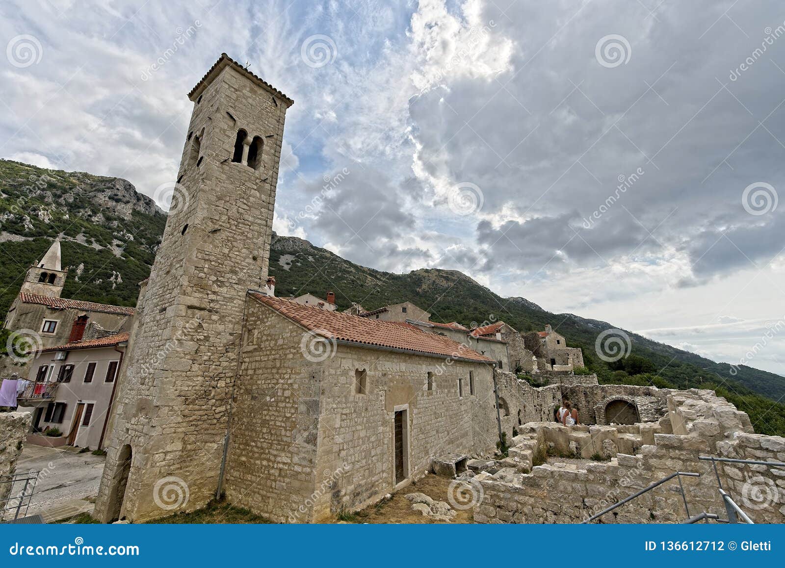 Cidade antiga Plomin foto de stock. Imagem de trajeto - 136612712