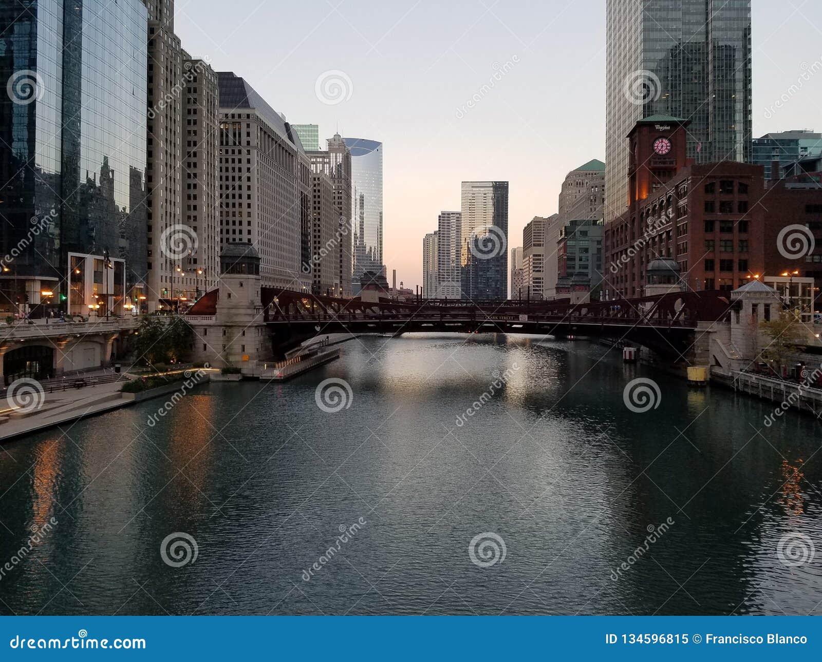 A Cidade De Chicago E Do Chicago River Imagem Editorial - Imagem de ...