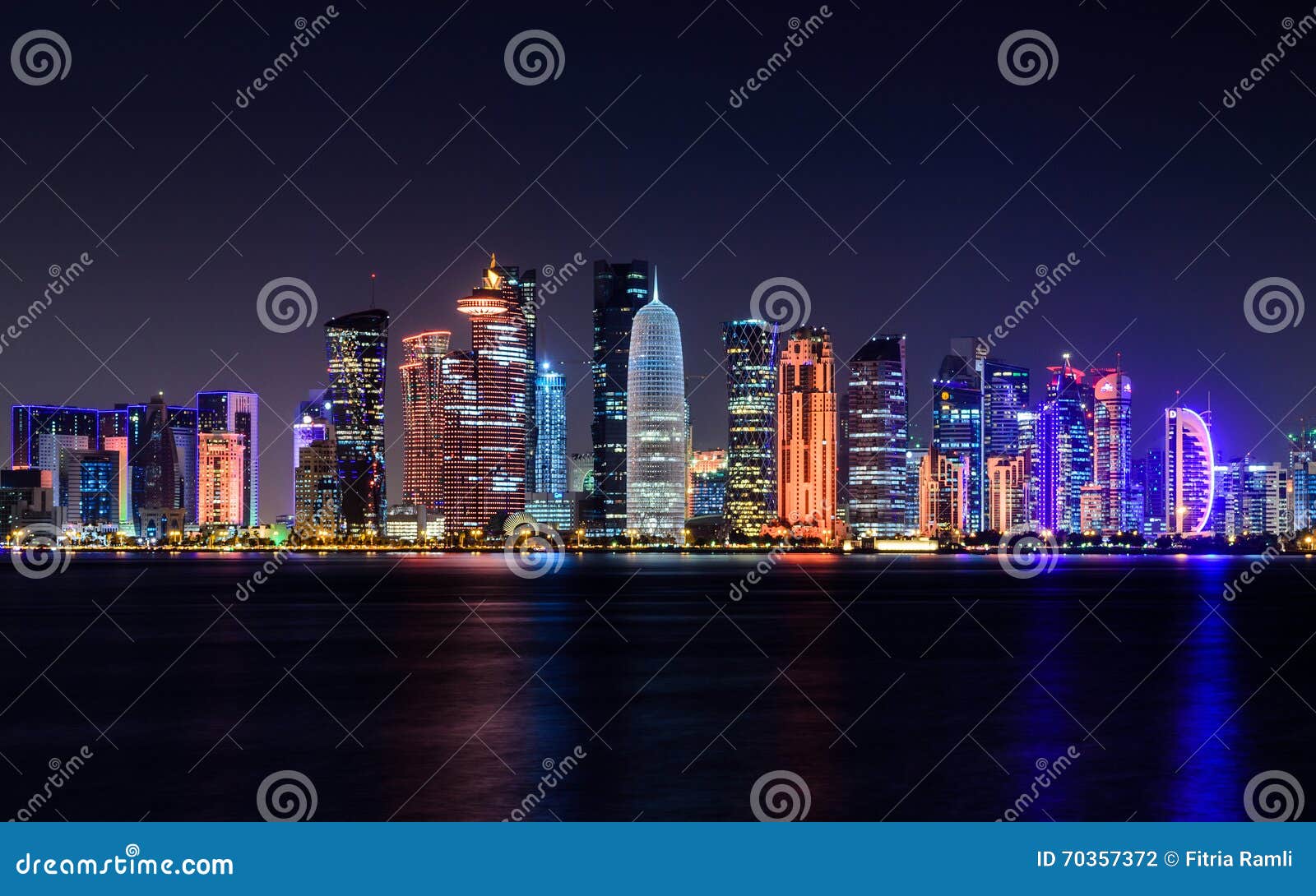 Cidade De Doha, Catar Na Noite Fotografia Editorial - Imagem de capital ...