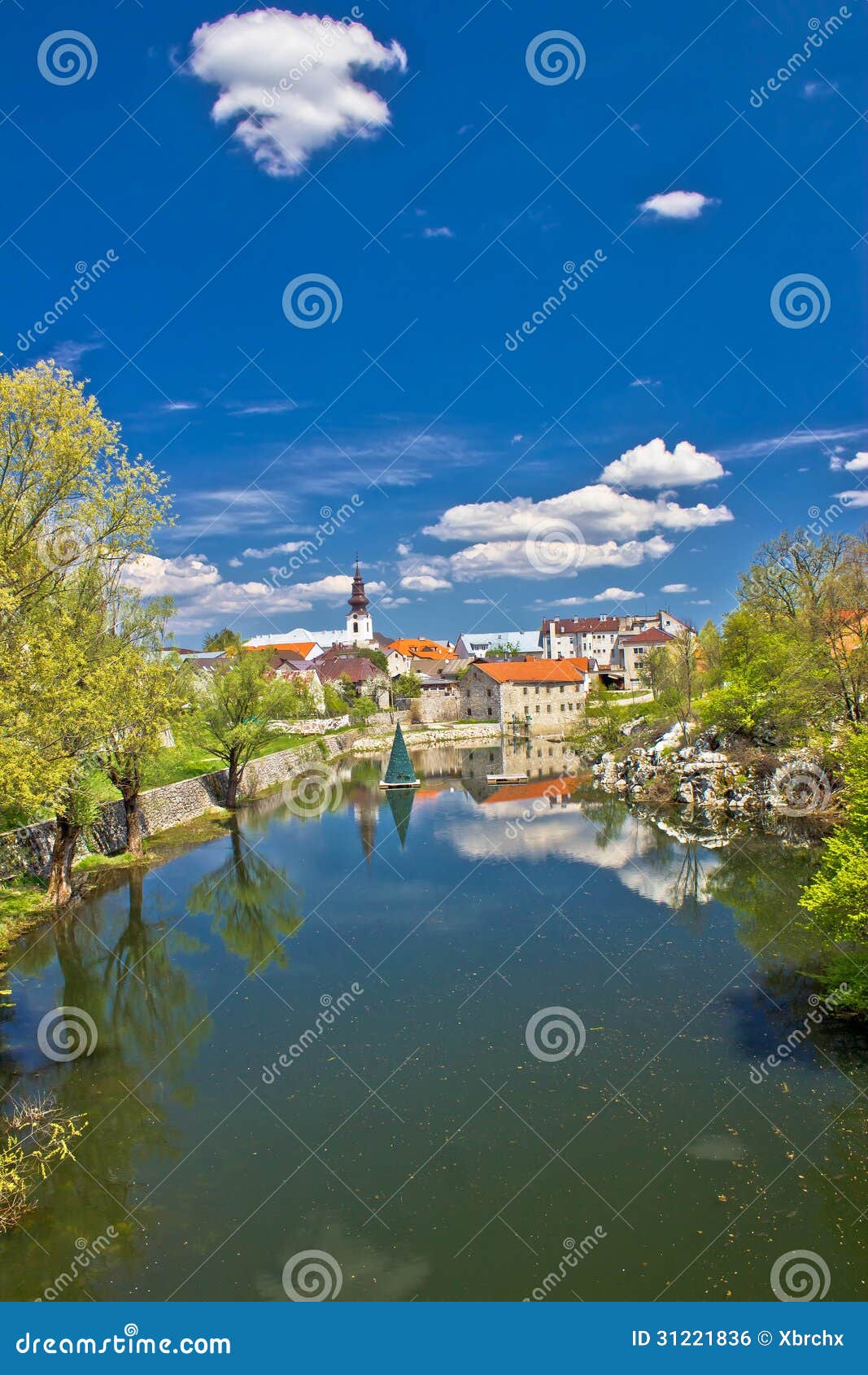 Cidade De Gospic No Rio De Lika Foto de Stock - Imagem de banco ...