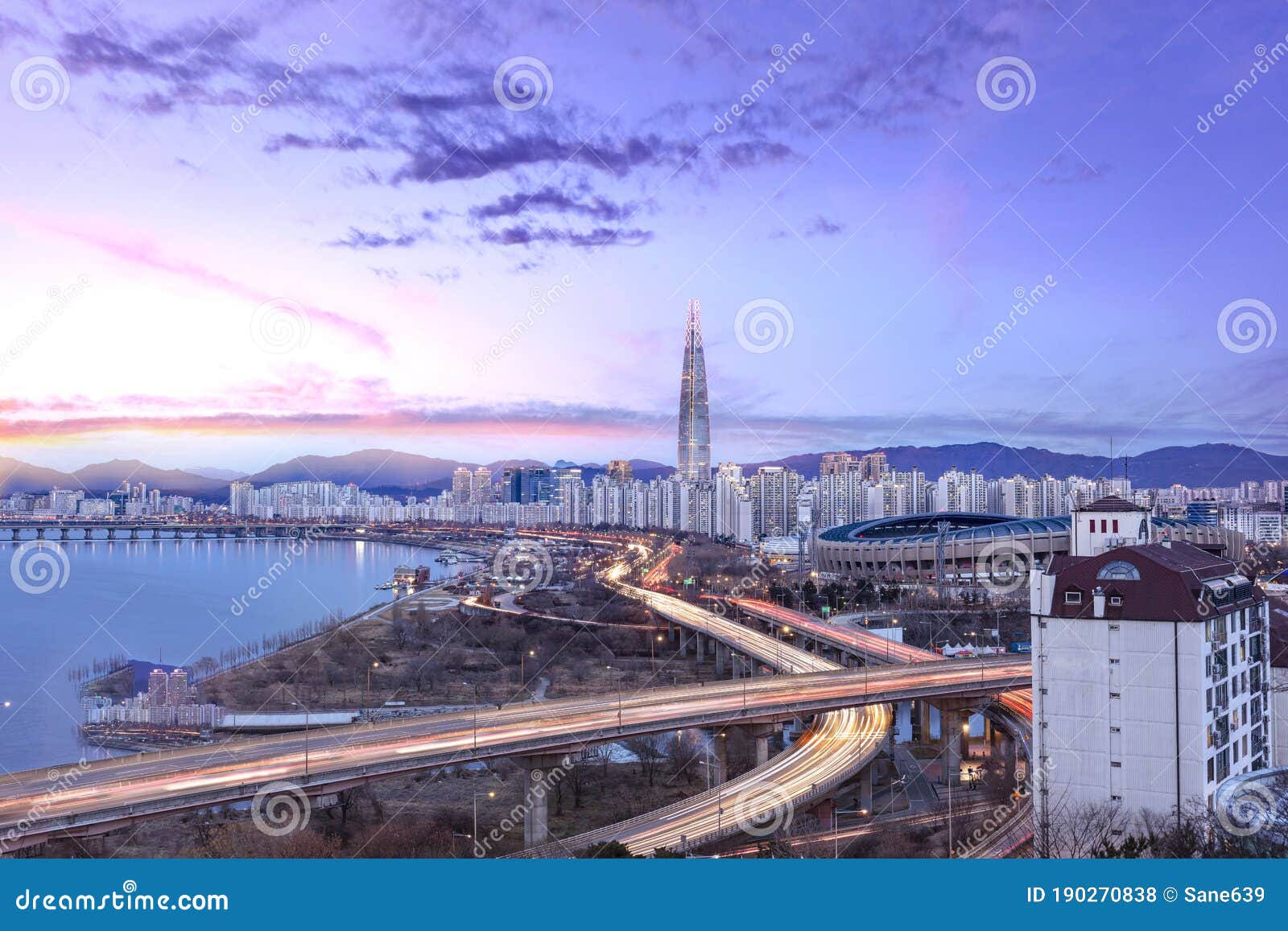 Cidade De Seul Ao Nascer Do Sol E Ao Rio Han, Coreia Do Sul. Foto de ...