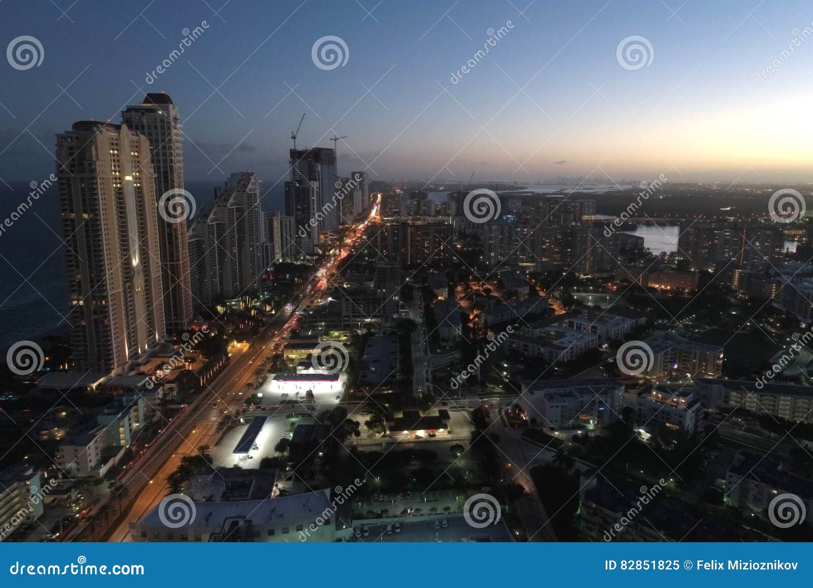 Cidade iluminada na noite imagem de stock. Imagem de elevada - 82851825