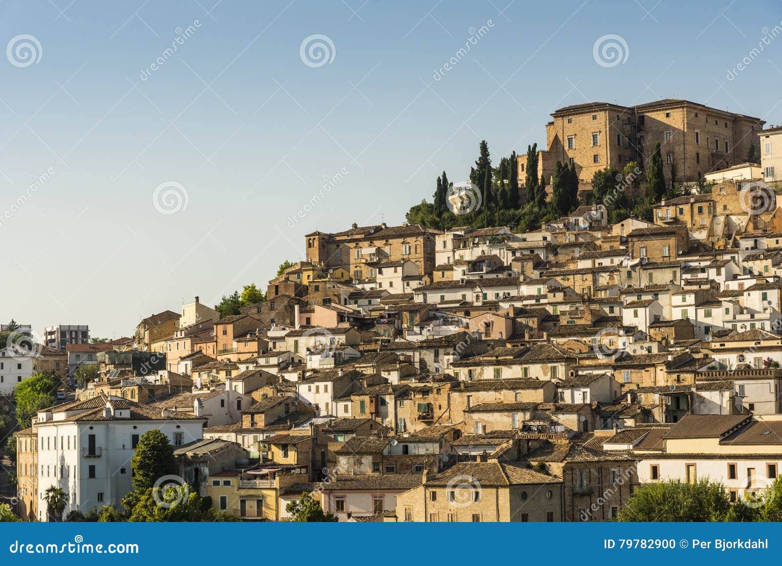Cidade Loreto Aprutino E Castelo Chiola Em Abruzzo Foto de Stock ...