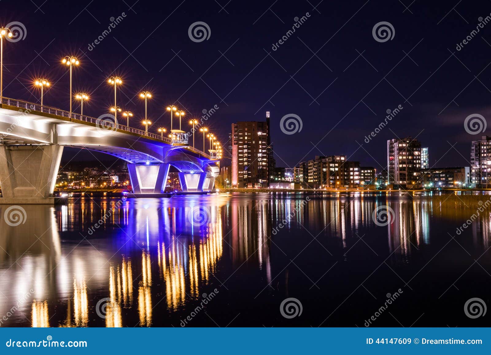Cidade noturna pelo lago imagem de stock. Imagem de luzes - 44147609